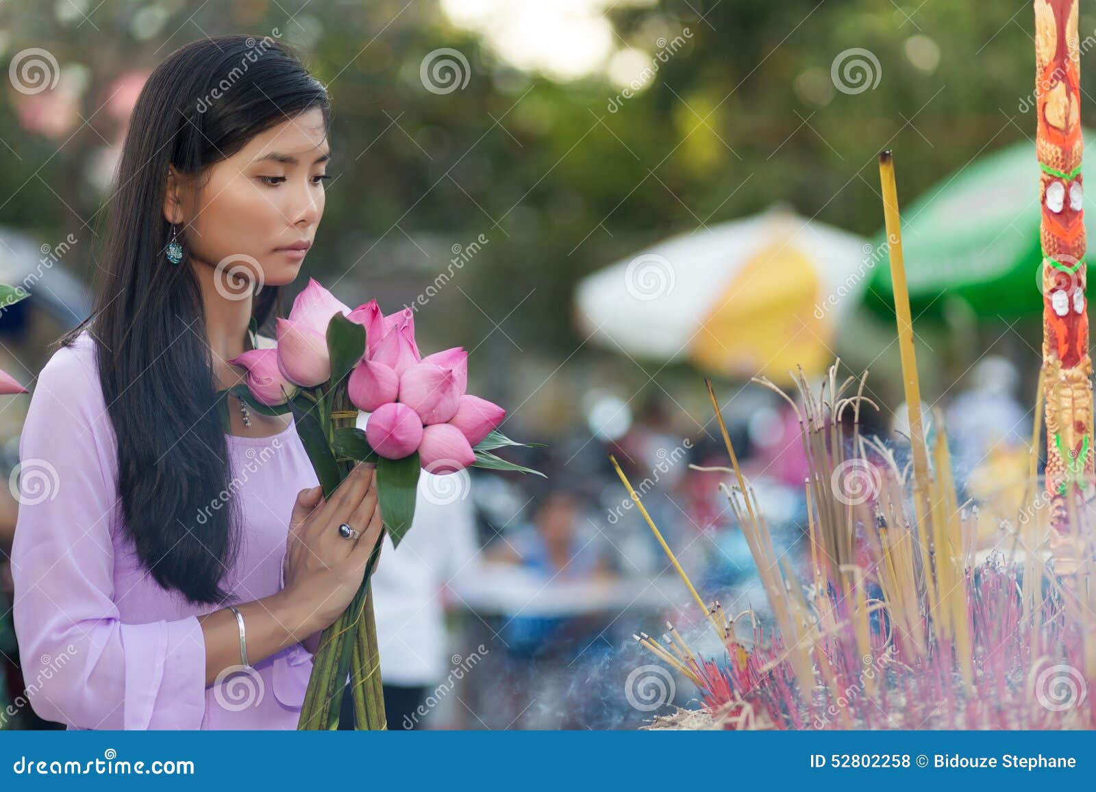 Femme Bouddhiste Priant Au Temple Photo stock - Image du prière, asie ...