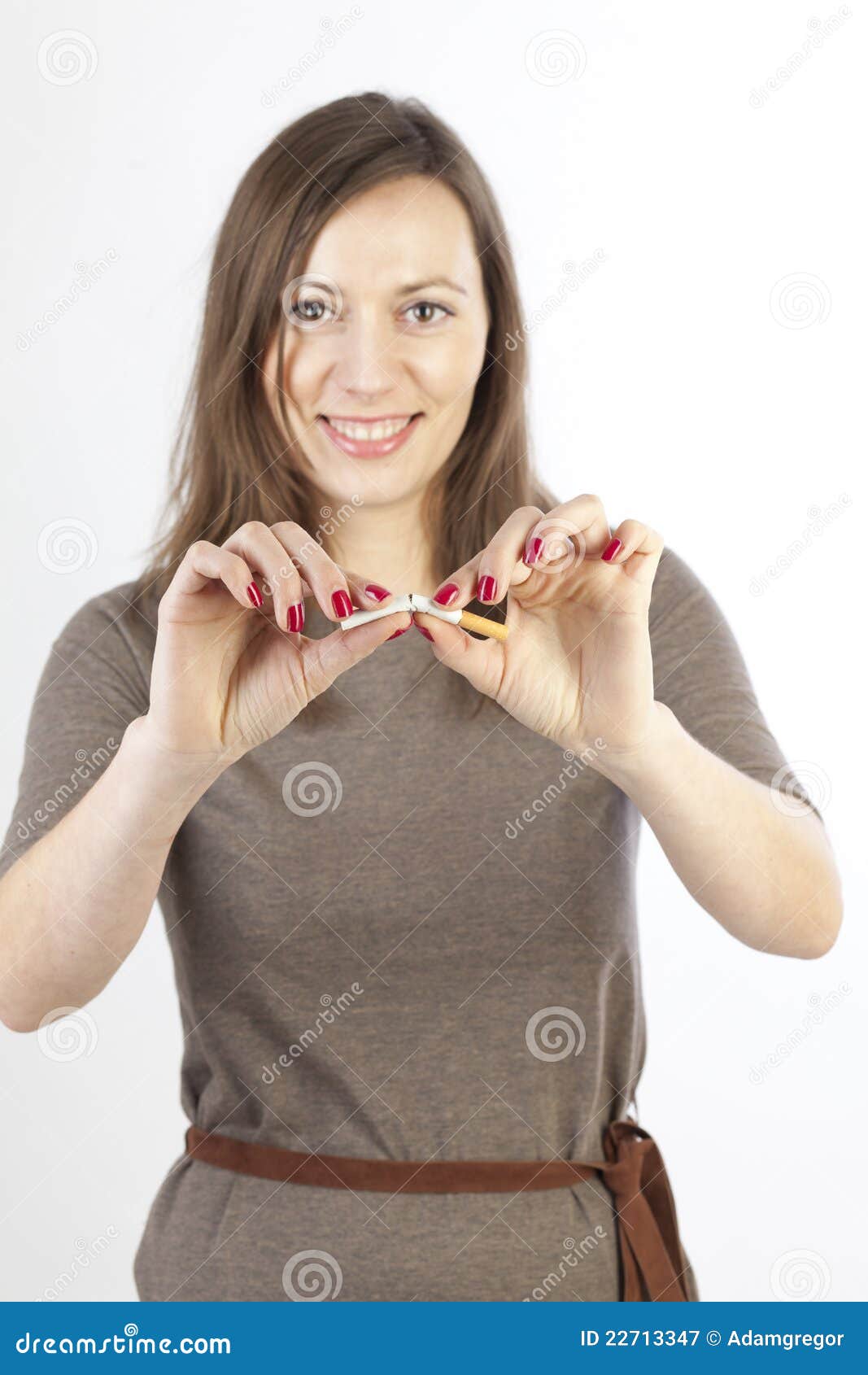 Femme Cassant Une Cigarette Image stock - Image du lifestyles, penchant ...