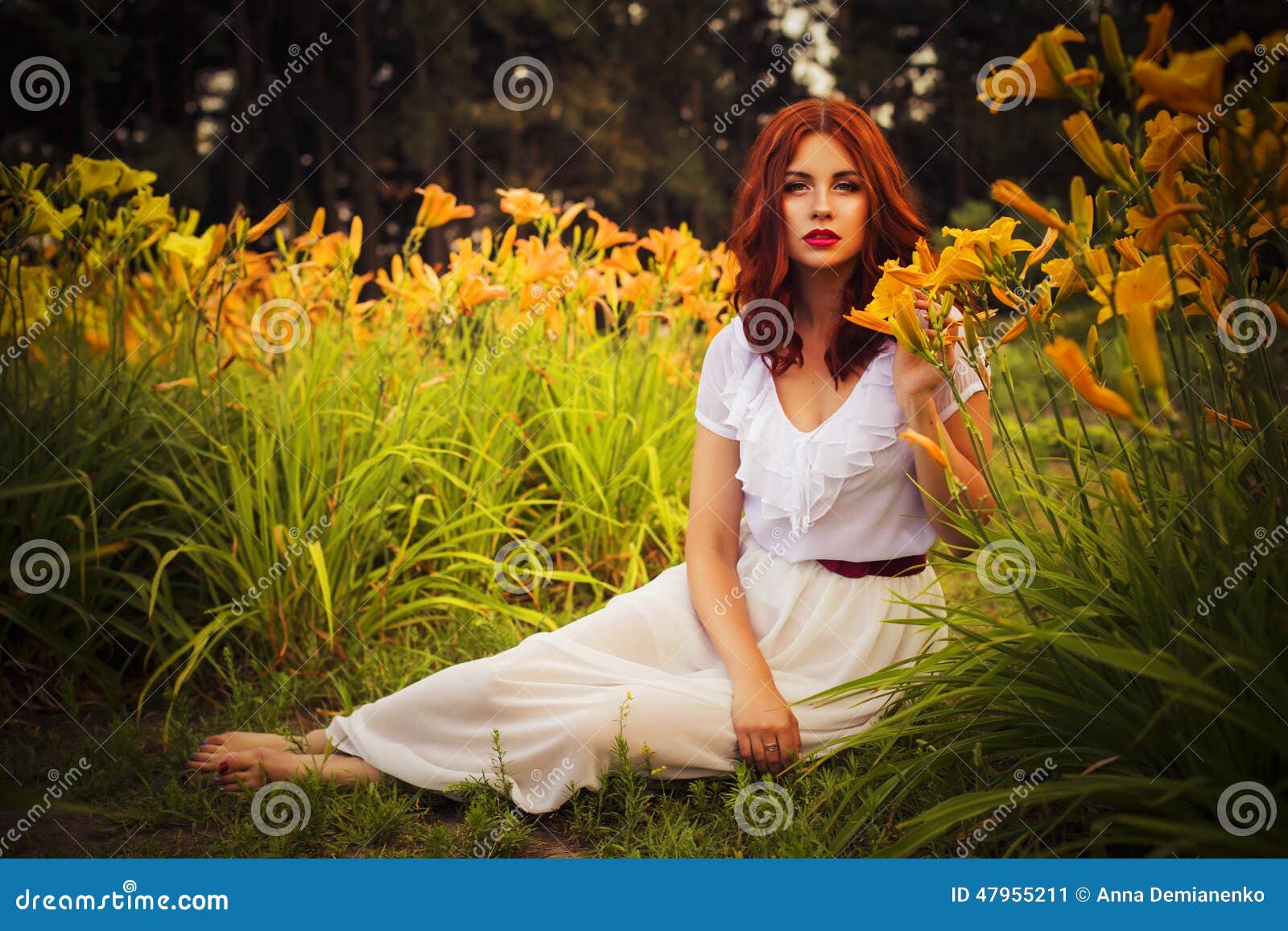 Femme Caucasienne De Brune Dans La Robe Blanche Au Parc En Fleurs