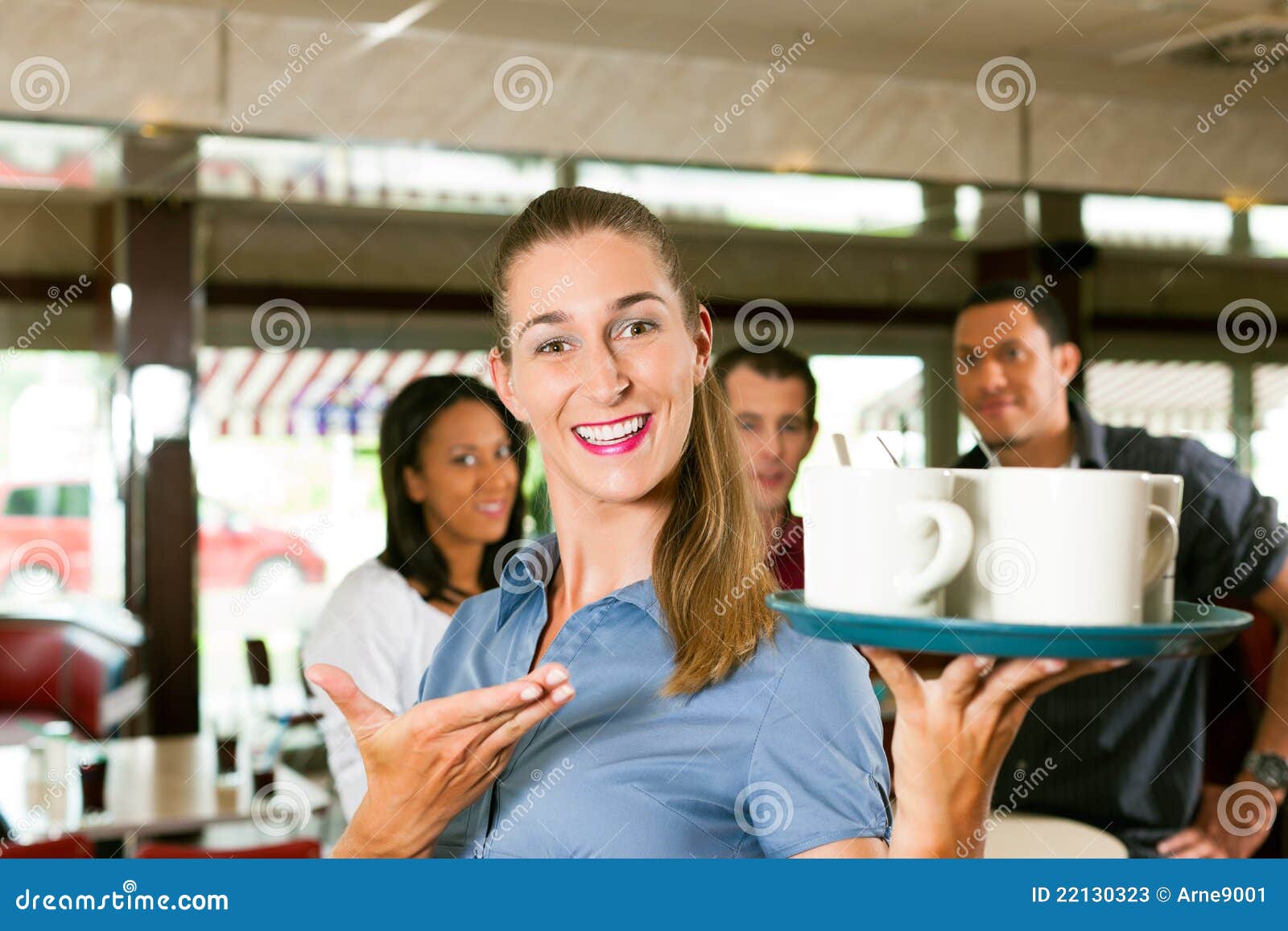 Femme Comme Serveuse Dans Un Bar Ou Un Restaurant Image stock - Image ...