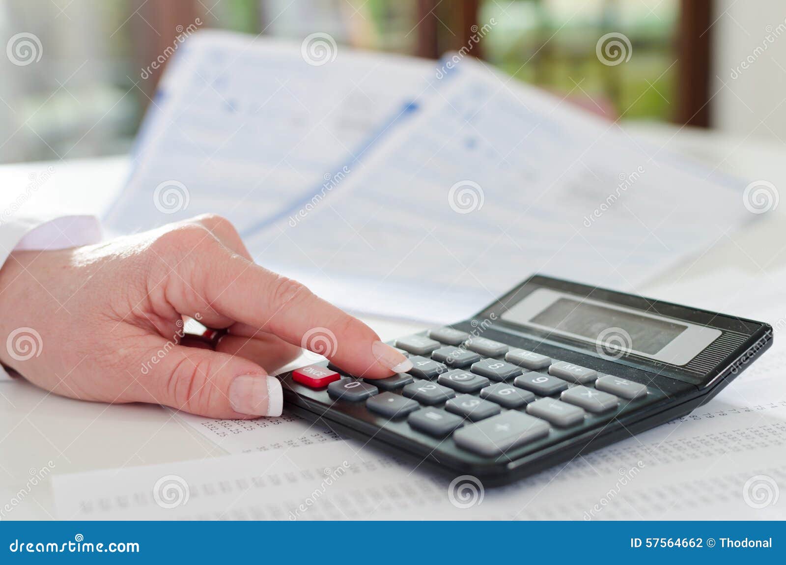 Femme Comptable Avec La Calculatrice Photo stock - Image du ...