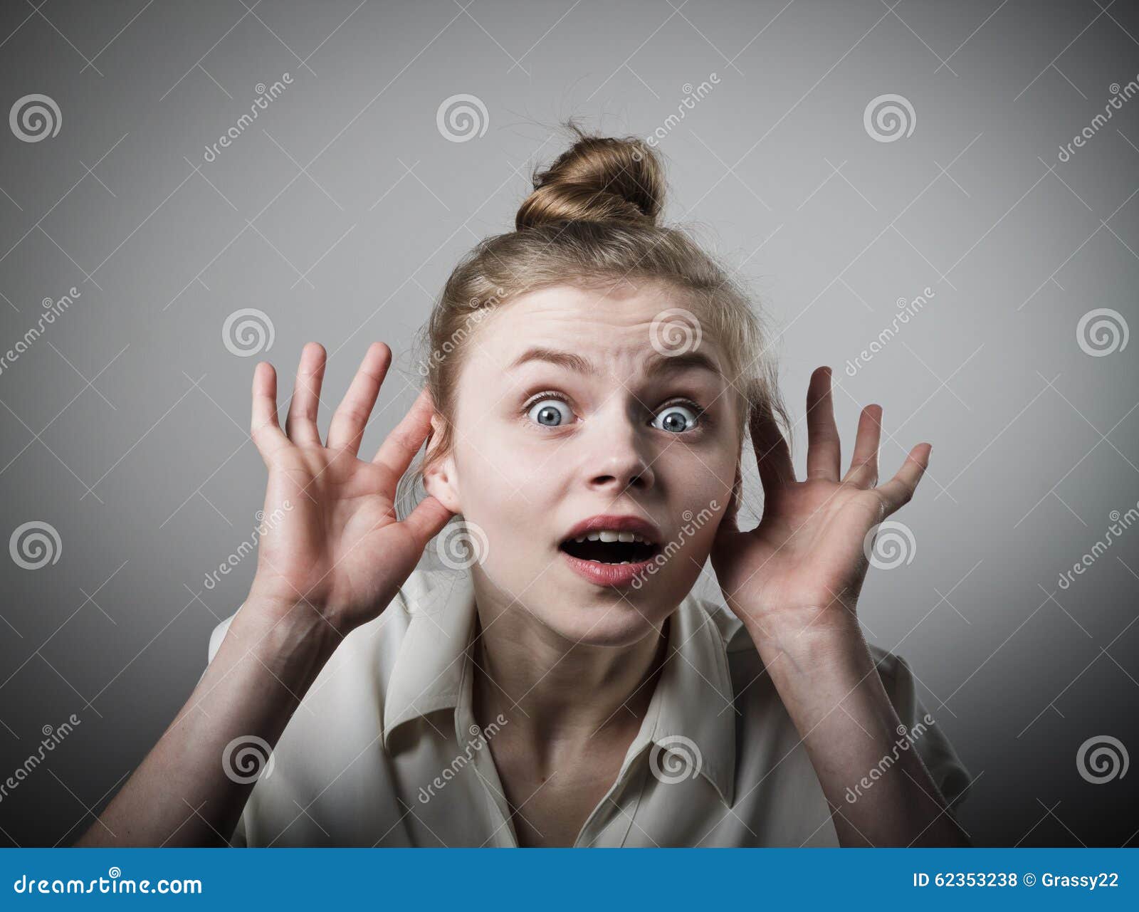 Femme Curieuse Dans Le Blanc Photo stock - Image du audition, concept ...