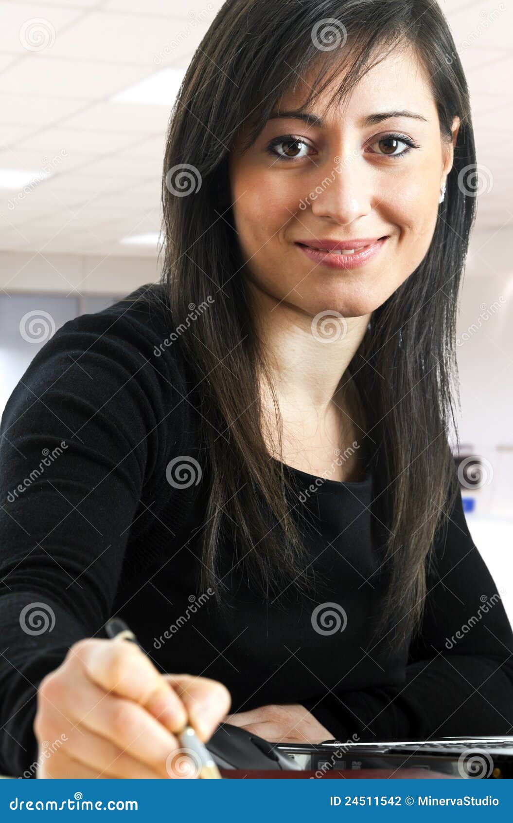 Femme d'affaires au bureau photo stock. Image du portable - 24511542