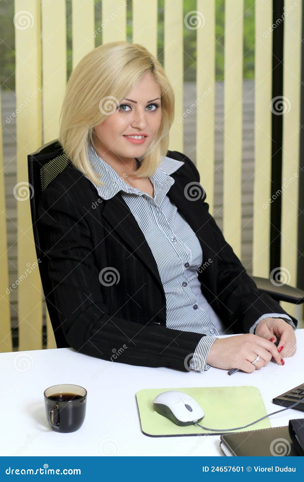 Femme d'affaires au bureau image stock. Image du siège - 24657601