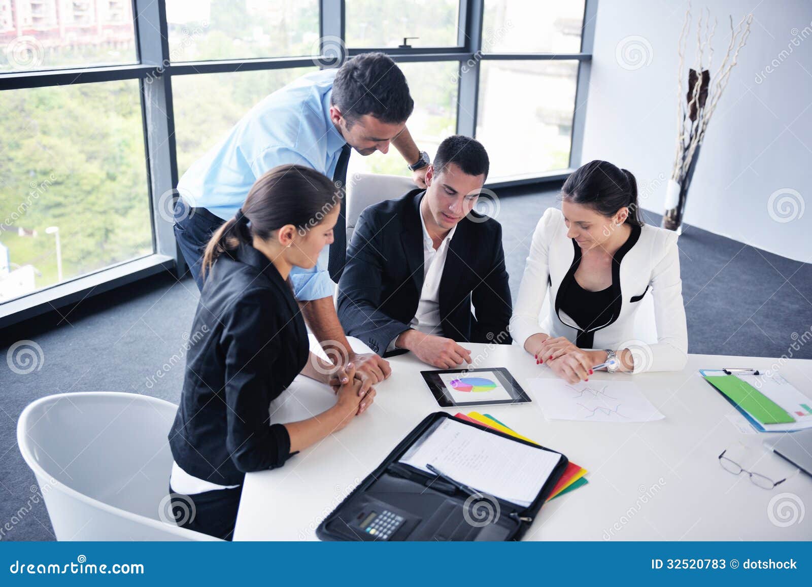 Femme d'affaires au bureau image stock. Image du femelle - 32520783