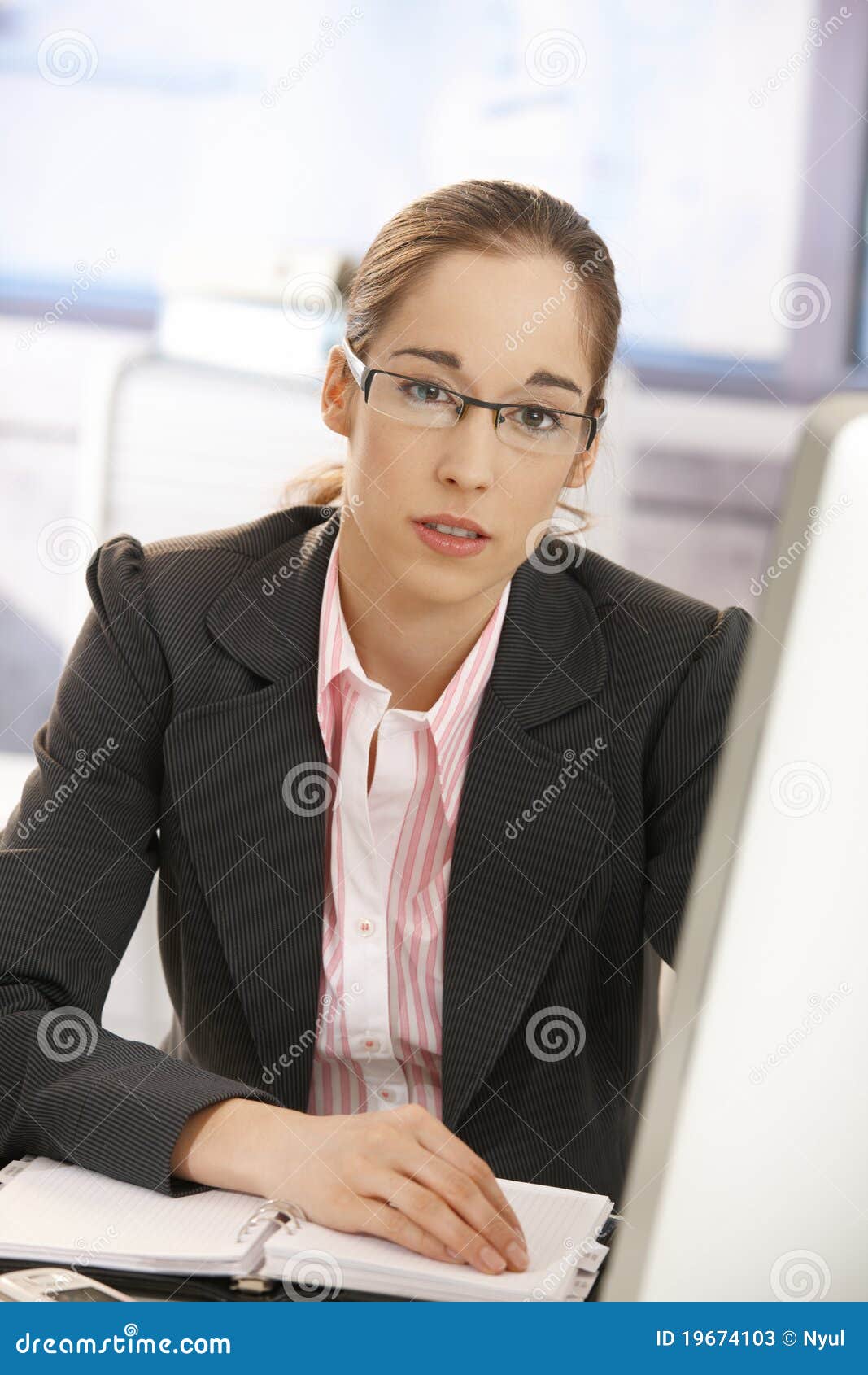 Femme D'affaires Dans Le Bureau Image stock - Image du occasionnel, caucasien: 19674103