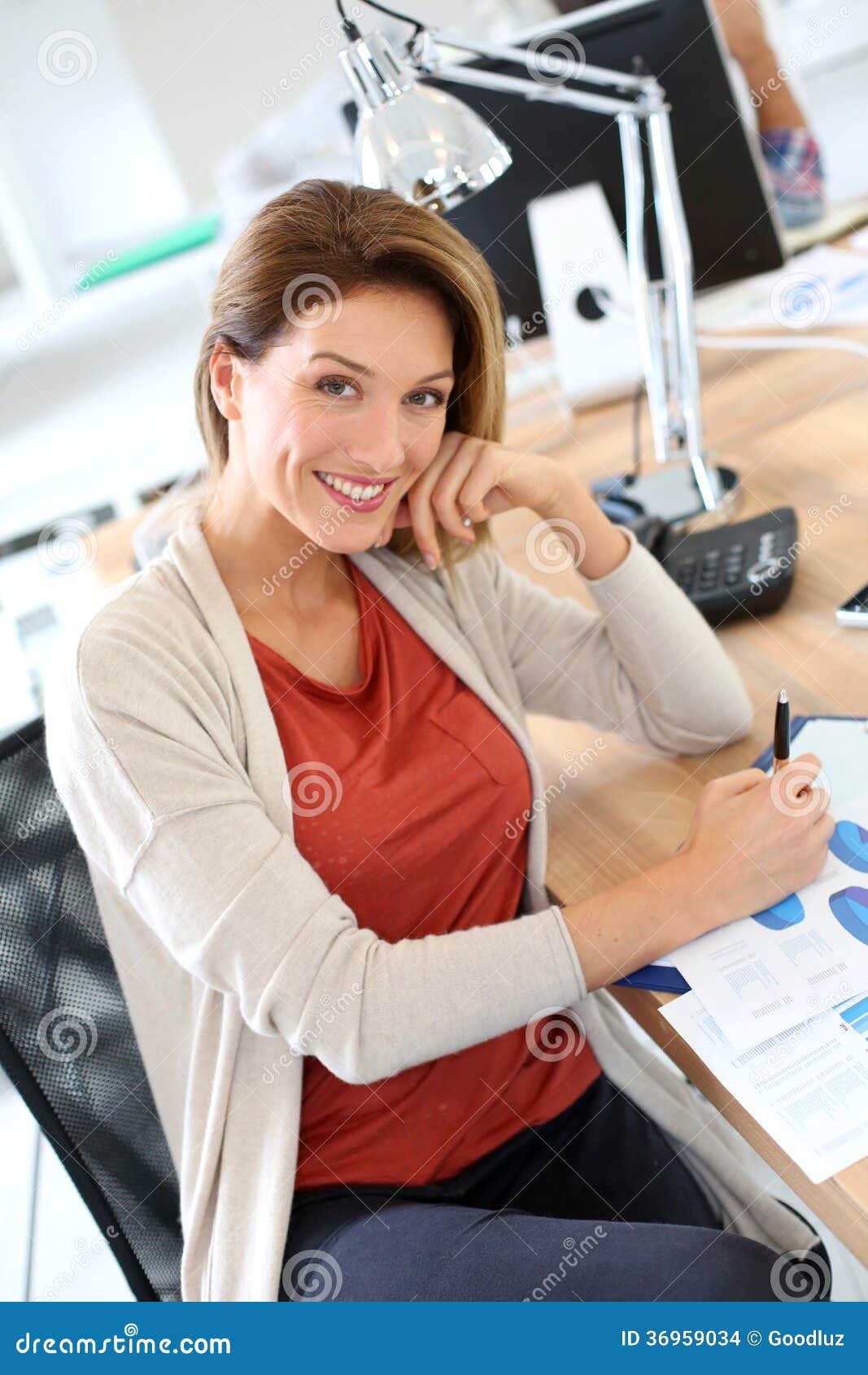 Femme D'affaires Dans Le Bureau Photo stock - Image du confiant, moderne: 36959034