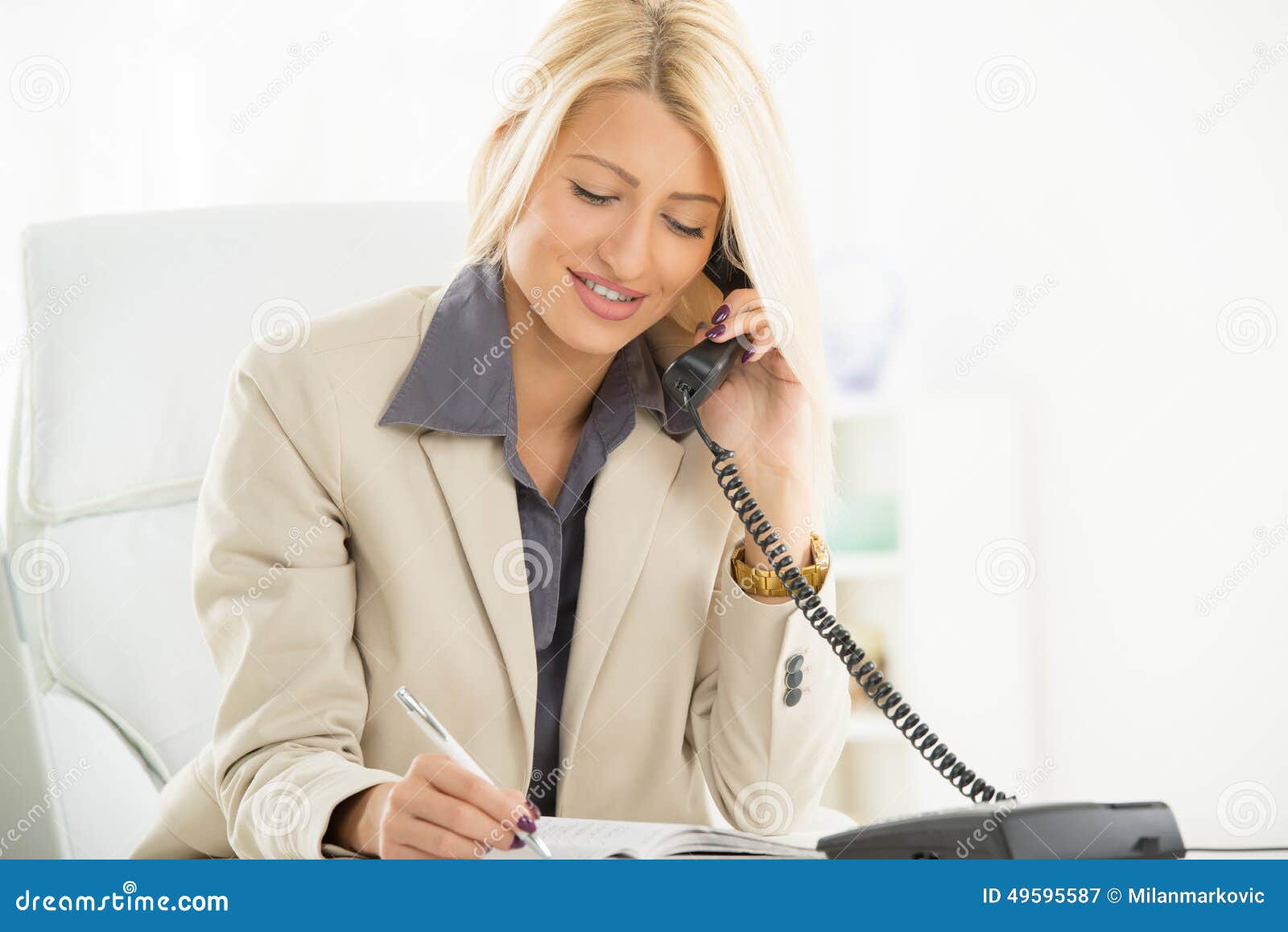 Femme D'affaires Phoning in Office Image stock - Image du planificateur ... Femme D'affaires Phoning in Office Image stock - Image du planificateur ...