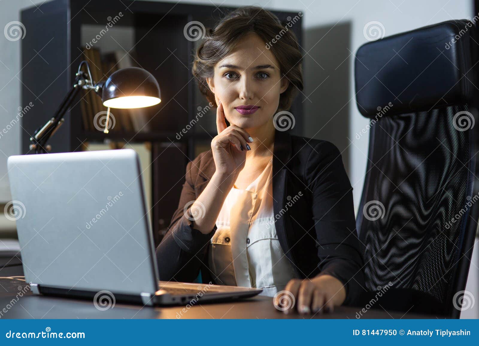 Femme D'affaires S'asseyant Sur Son Lieu De Travail Dans Le Bureau ... Femme D'affaires S'asseyant Sur Son Lieu De Travail Dans Le Bureau ...