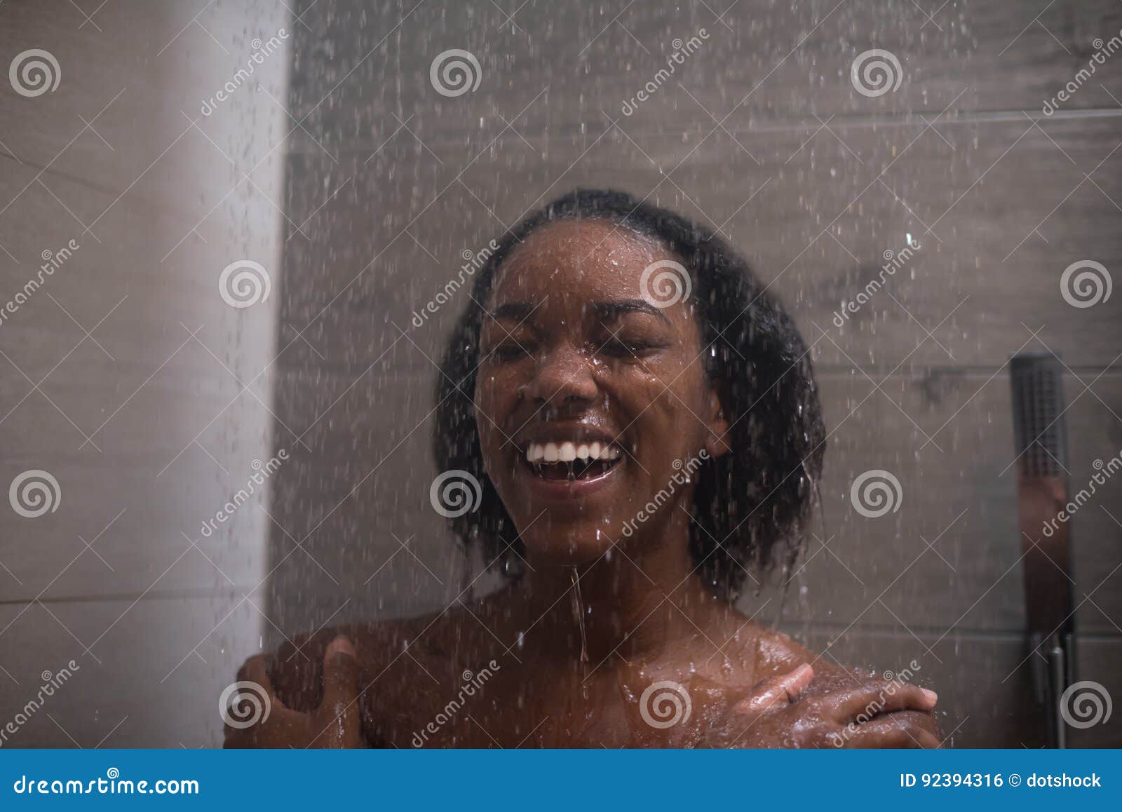 Femme Dafro Américain Dans La Douche Photo Stock Image Du Lifestyle