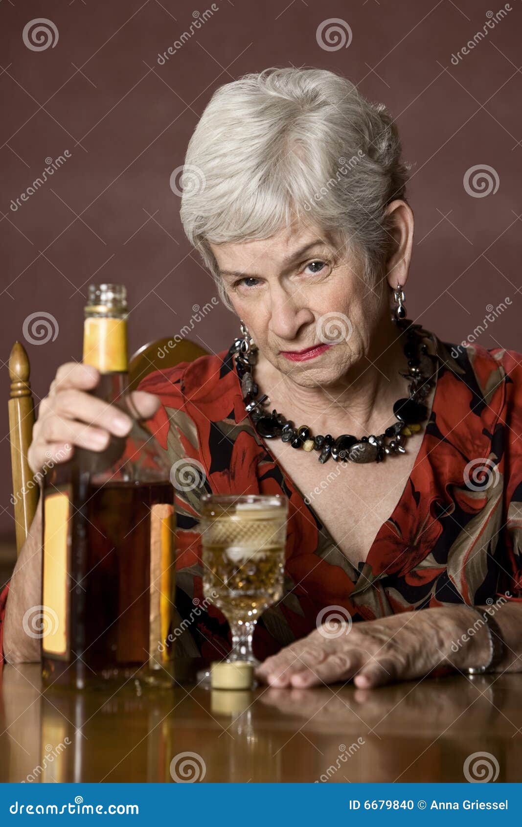 Femme D'alcoolique D'Eldery Photo stock - Image du ivrogne, poivrot ...