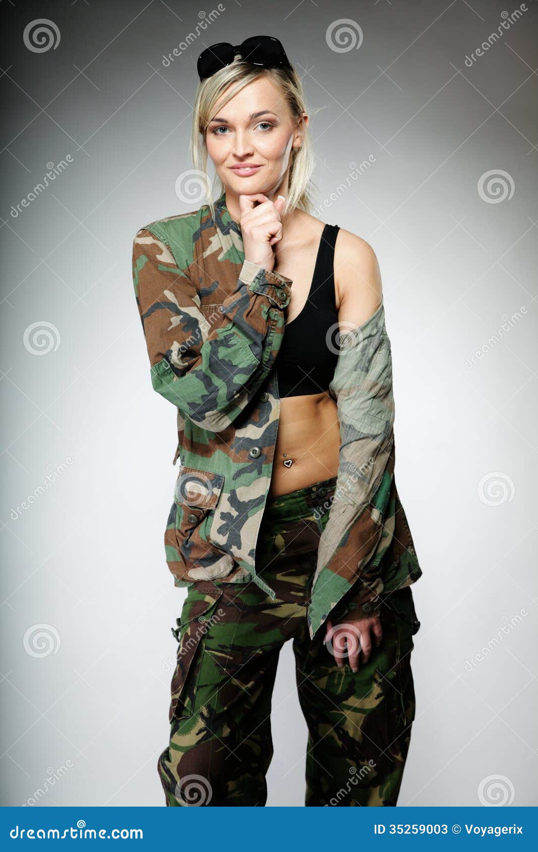 Femme Dans Des Vêtements Militaires Fille Darmée Image Stock Image