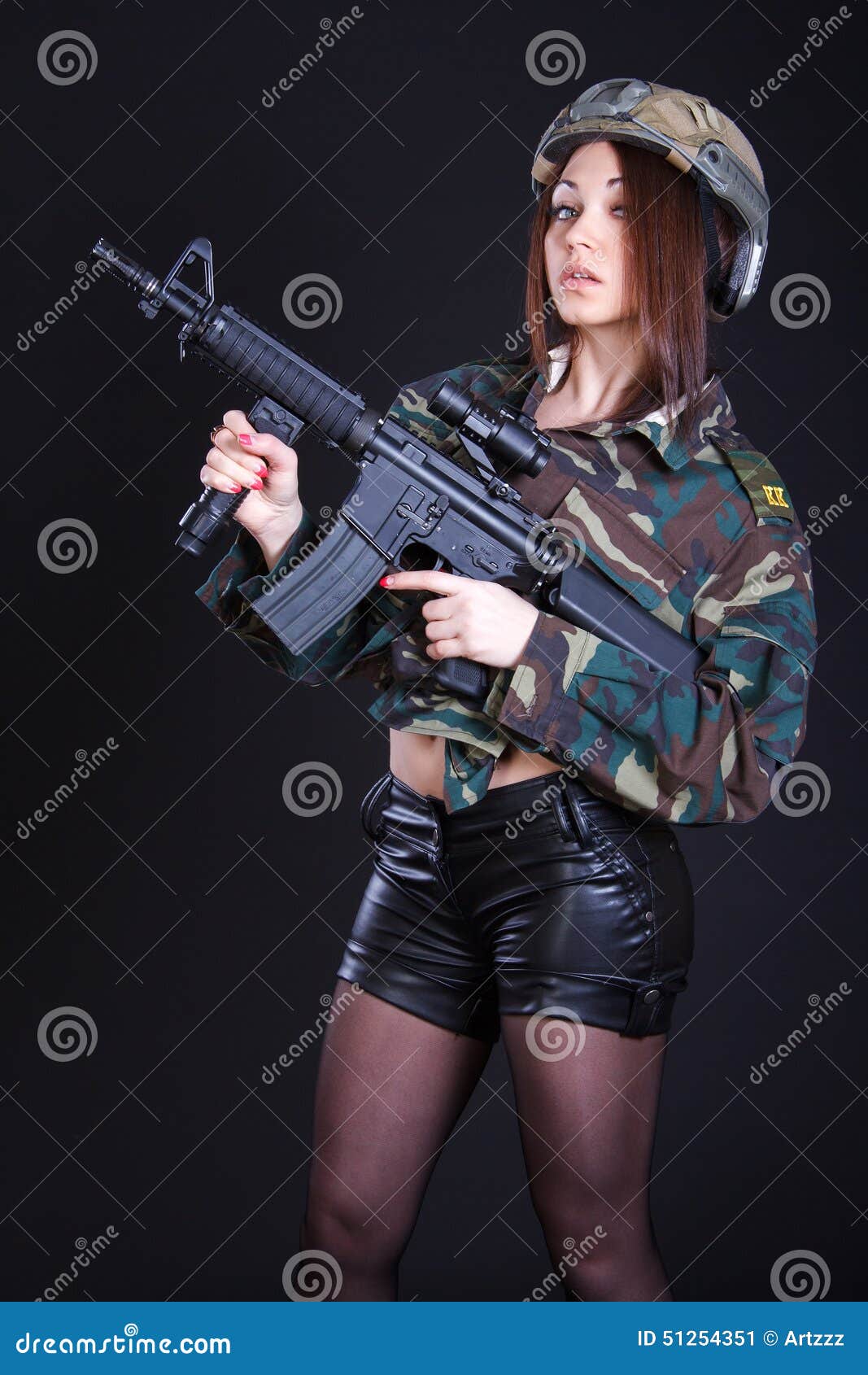 Femme Dans Luniforme Militaire Avec Un Fusil Dassaut Image Stock