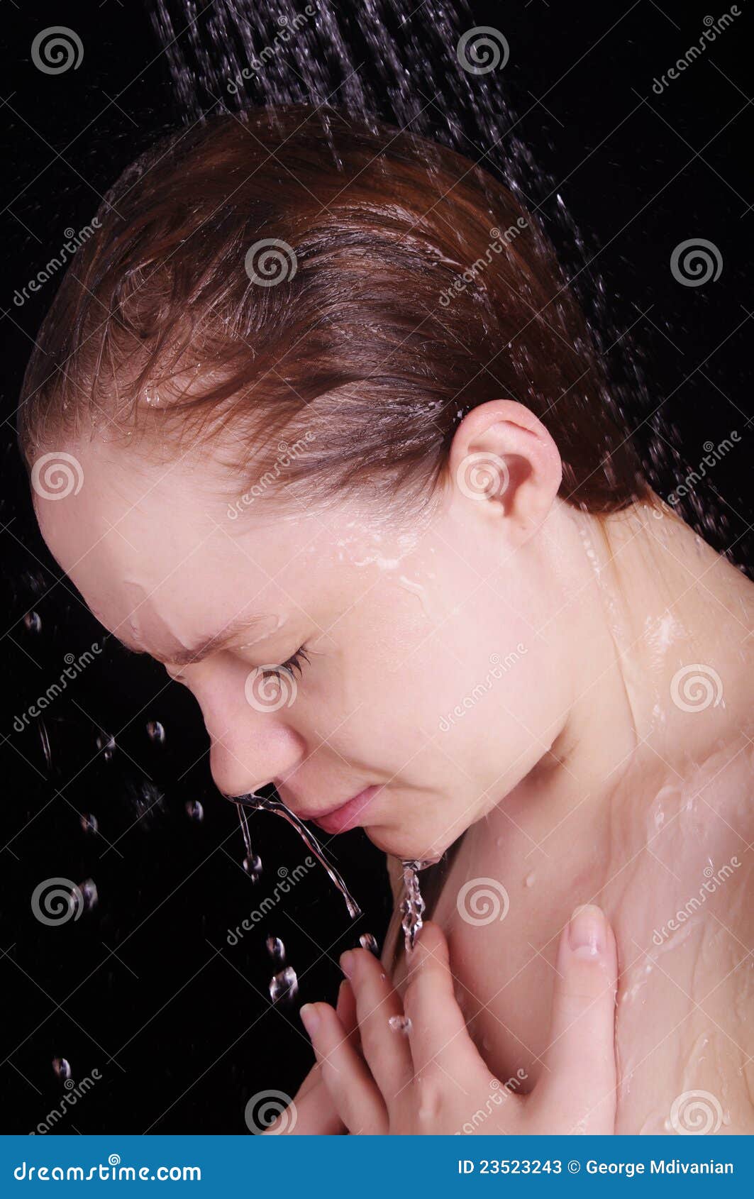 Femme dans la douche image stock. Image du dame, fond - 23523243