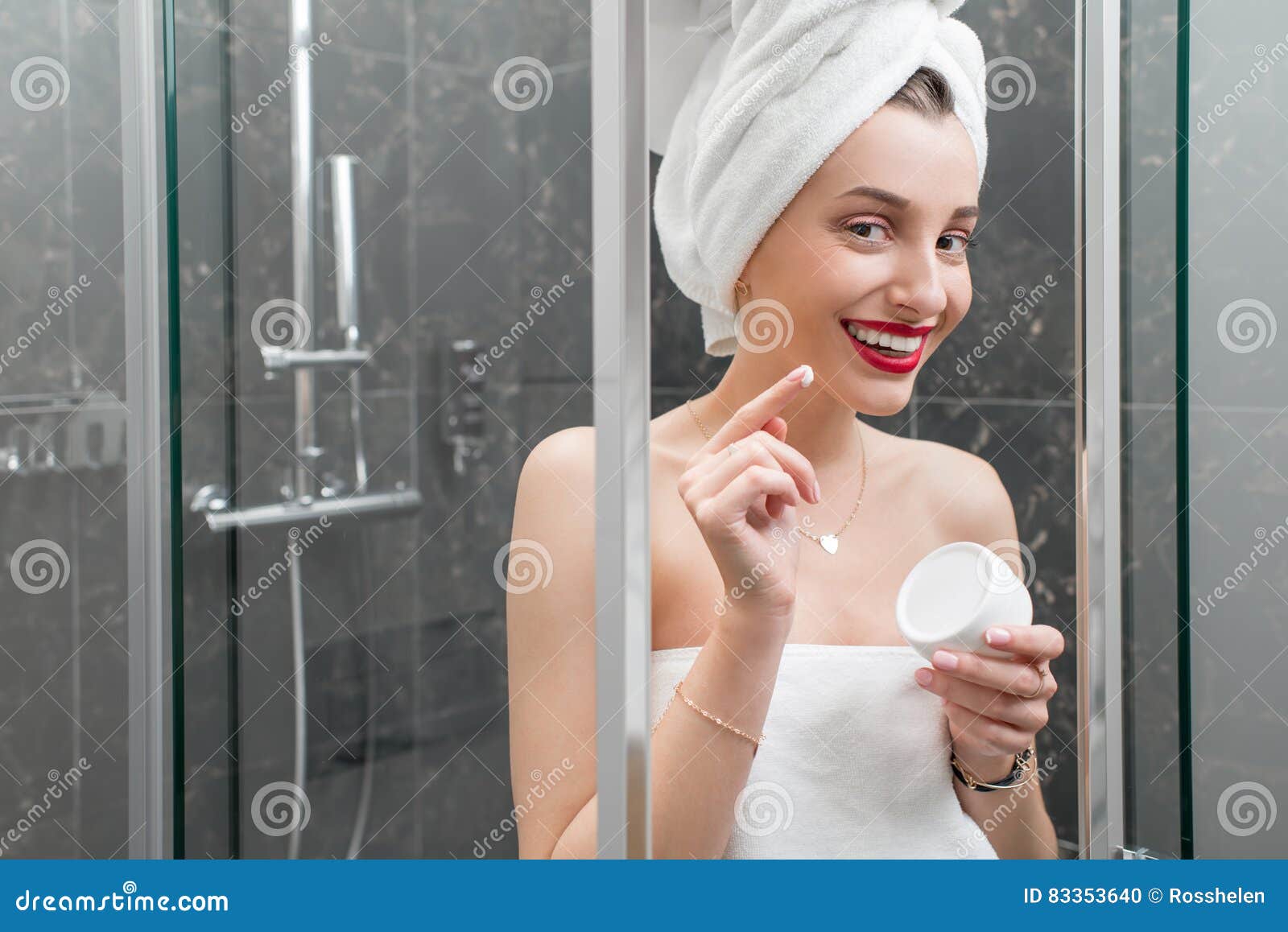 Femme dans la douche photo stock. Image du attrayant - 83353640