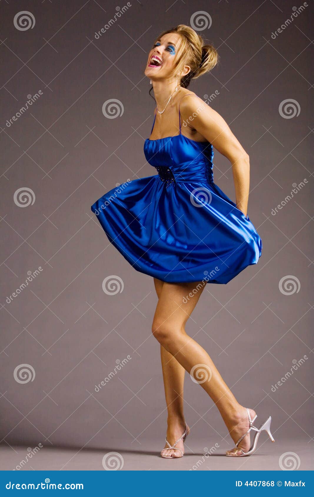Femme dans la robe bleue photo stock. Image of beauté - 4407868