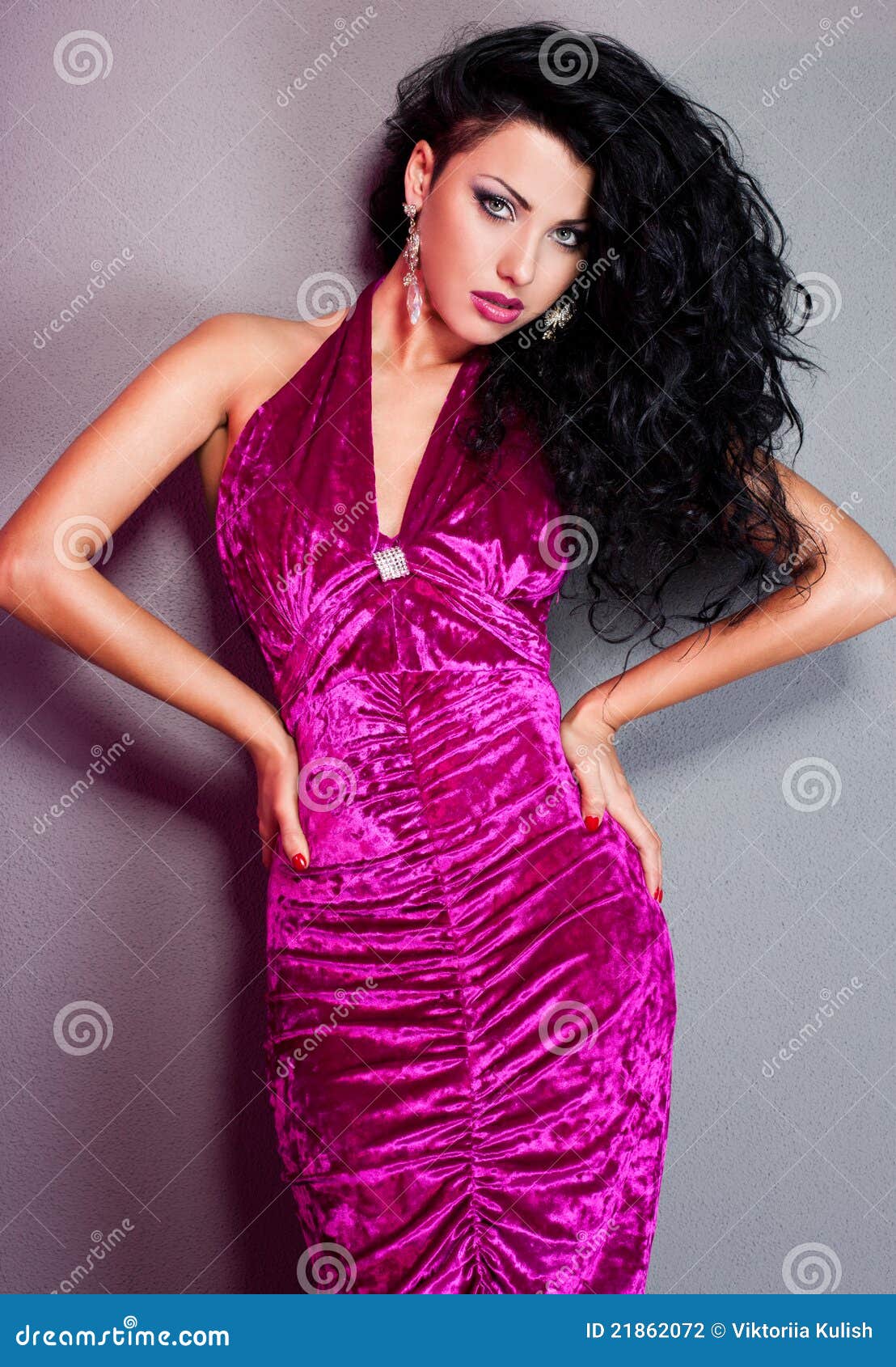 Femme Dans La Robe Violette Photo stock - Image du beauté, brune: 21862072