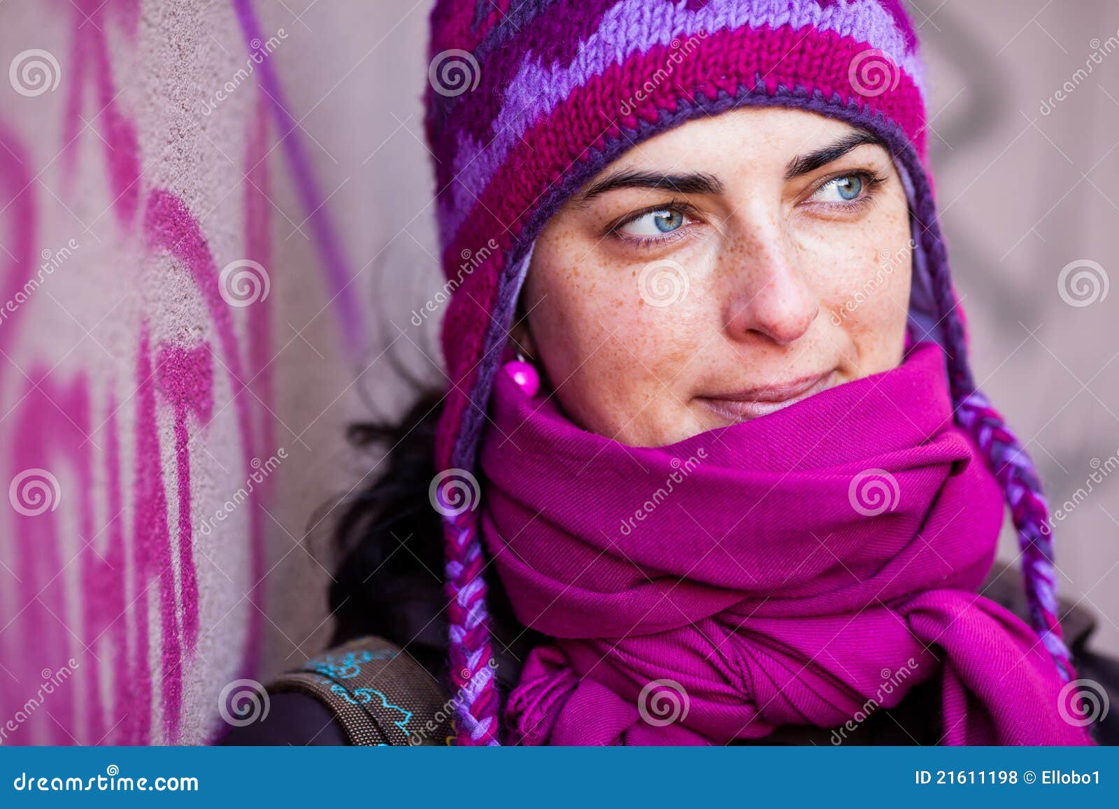 Femme Dans Le Capuchon Rose. Photo stock - Image du automne, octobre ...