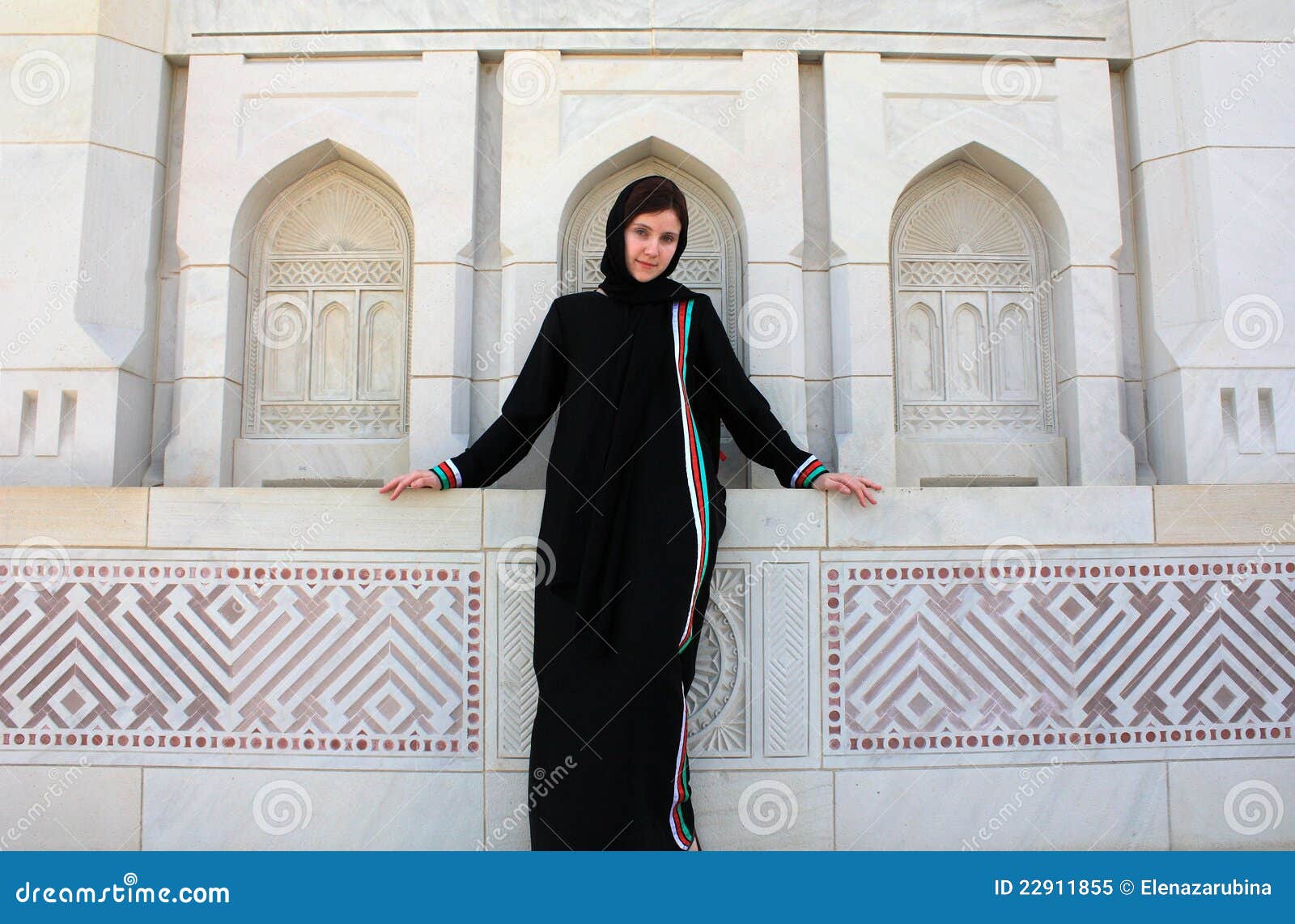 Femme dans le paranja image stock. Image du mascate, oriental - 22911855