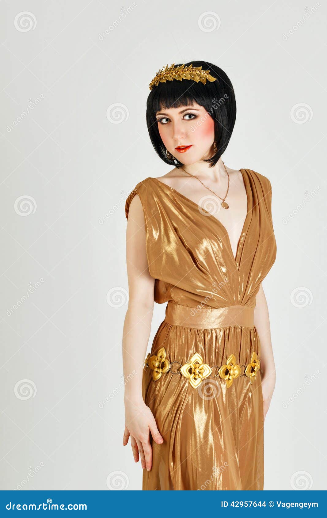 Femme Dans Une Robe Grecque Photo stock - Image du brune, robe: 42957644