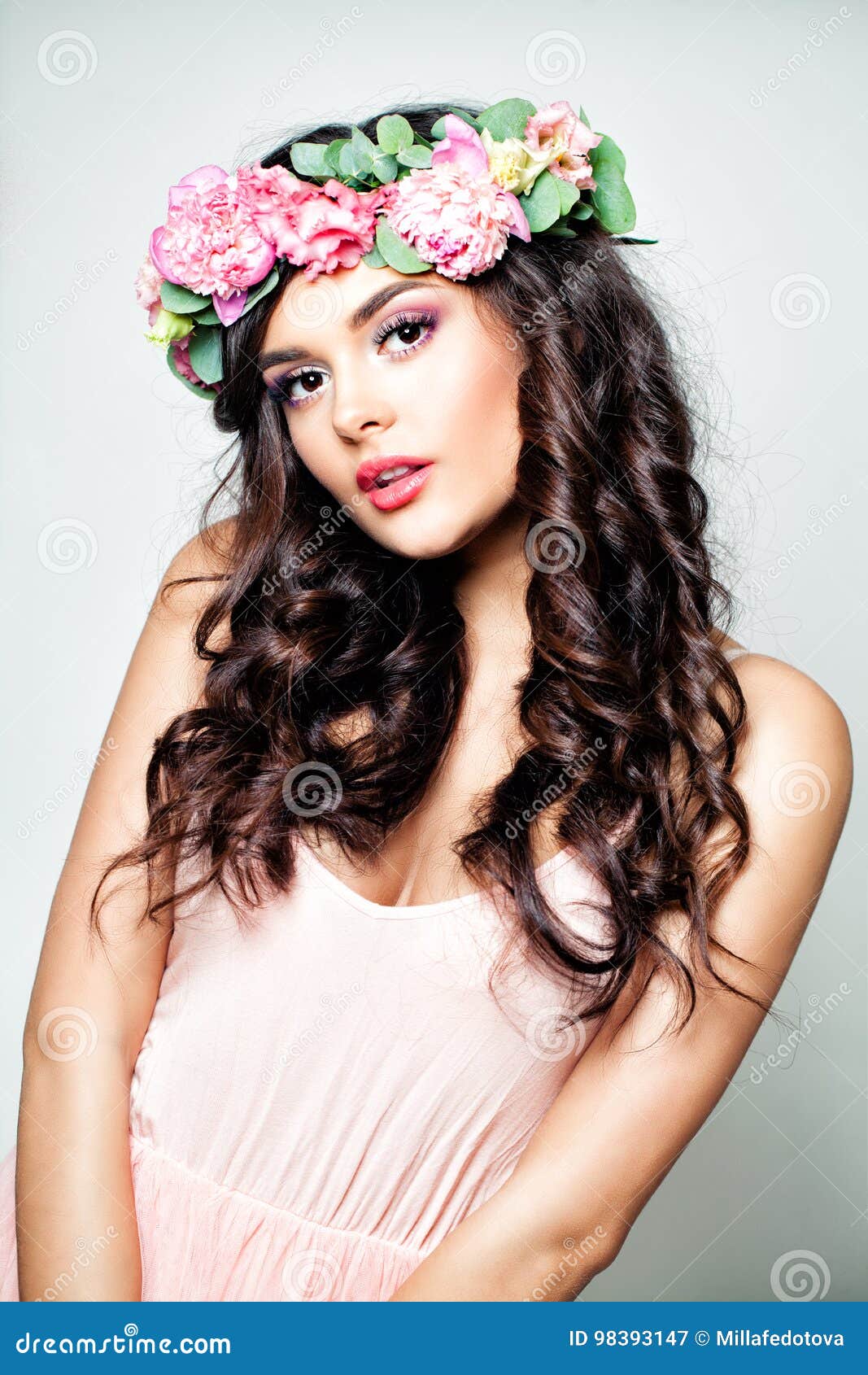 Femme De Brune De Mode Avec De Longs Cheveux Onduleux Image Stock