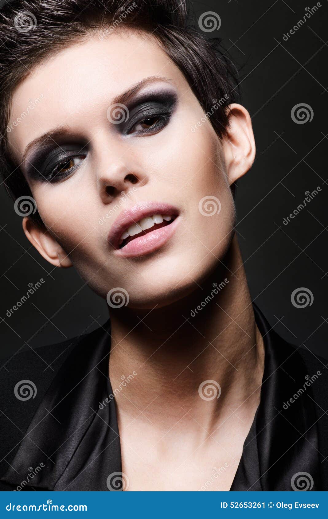 Femme De Brune De Mode Avec La Coupe De Cheveux Courts Image stock ... Femme De Brune De Mode Avec La Coupe De Cheveux Courts Image stock ...