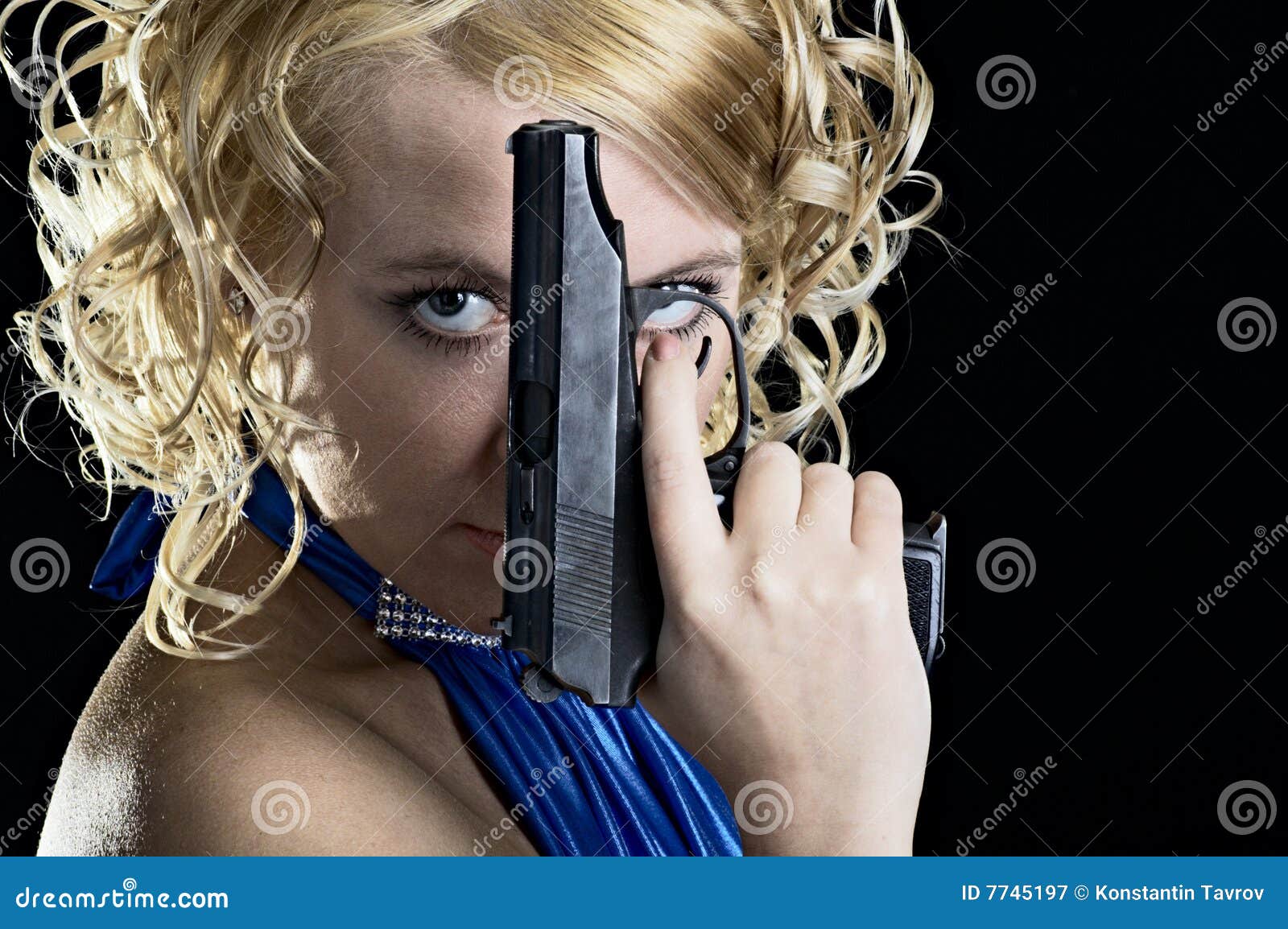 Femme de canon image stock. Image du modèle, beauté, criminel - 7745197