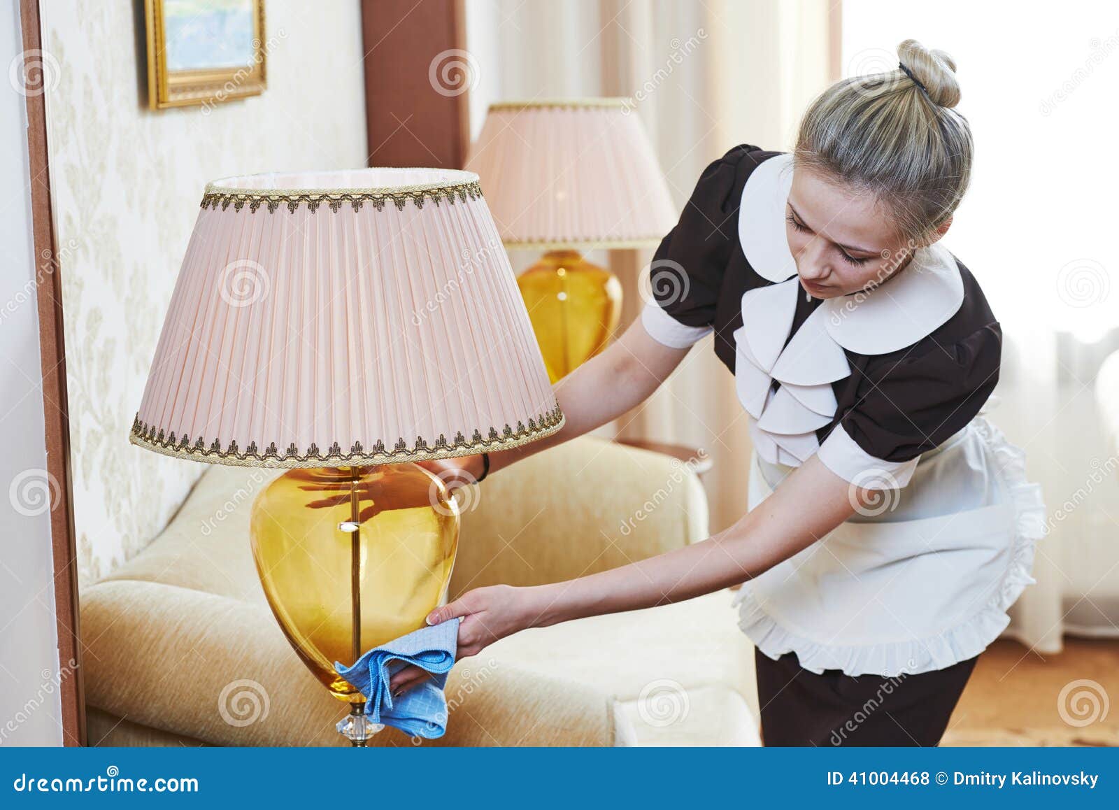 Femme De Chambre Au Service Hôtelier Photo stock - Image du verticale ...