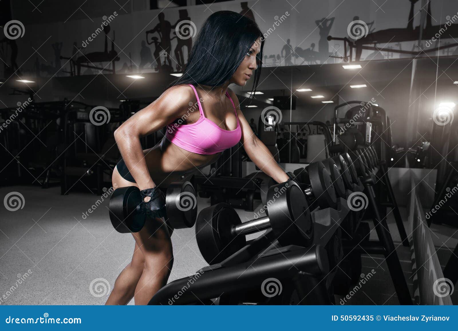 Femme De Forme Physique Dans Lusage De Sport Avec Le Corps Sexy