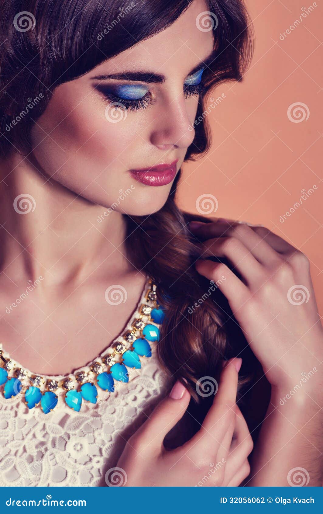 Femme De Mode Avec Des Bijoux Photo stock - Image du fille, mains: 32056062