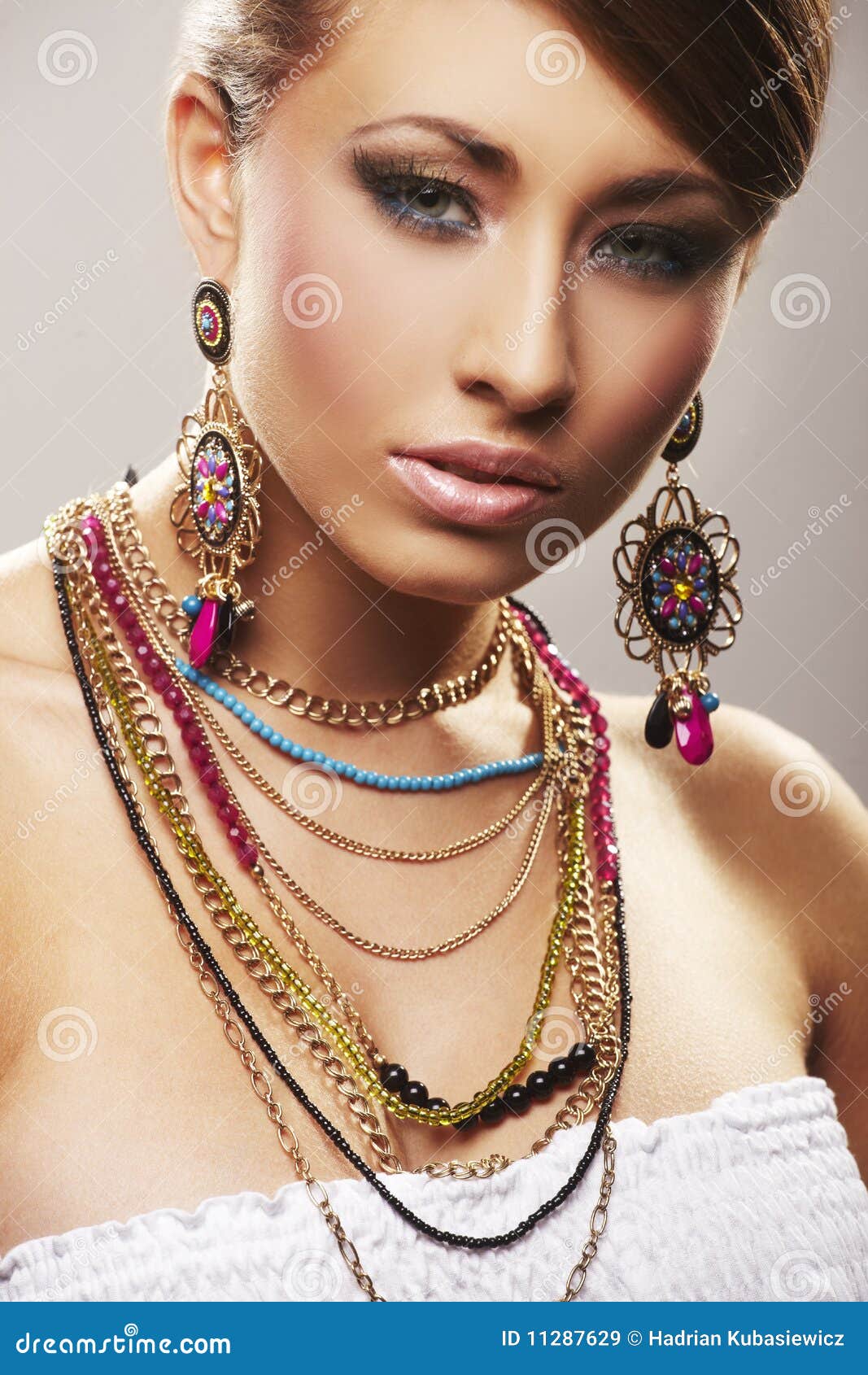 Femme De Mode Avec Le Bijou Image stock - Image du luxe, coupe: 11287629