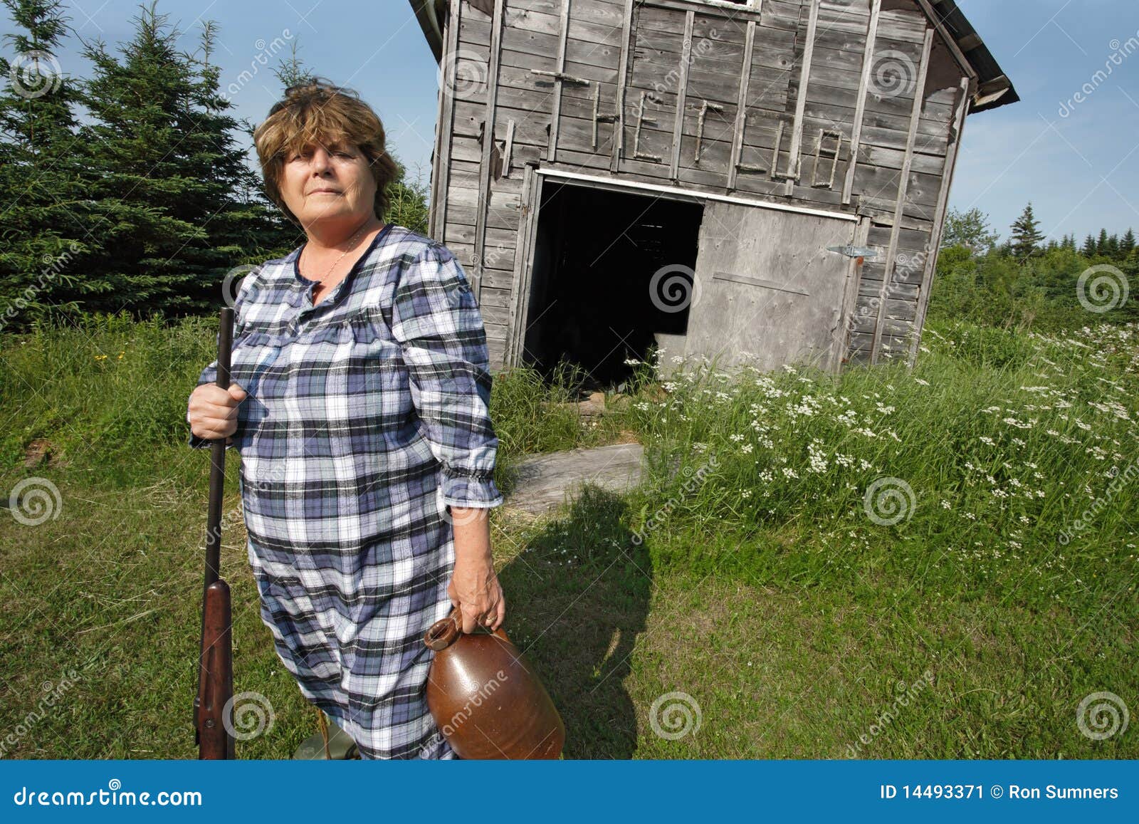 Femme De Plouc Avec Le Canon Image stock - Image du pays, regarder ...