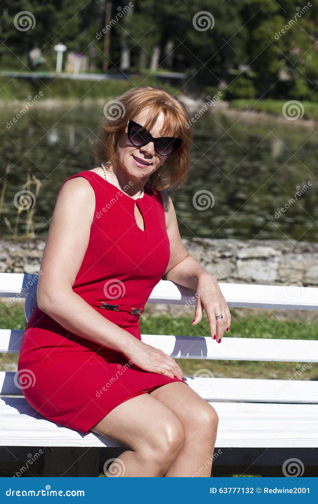 Femme De Regard Simple Dans La Robe Rouge Photo stock - Image du robe ...