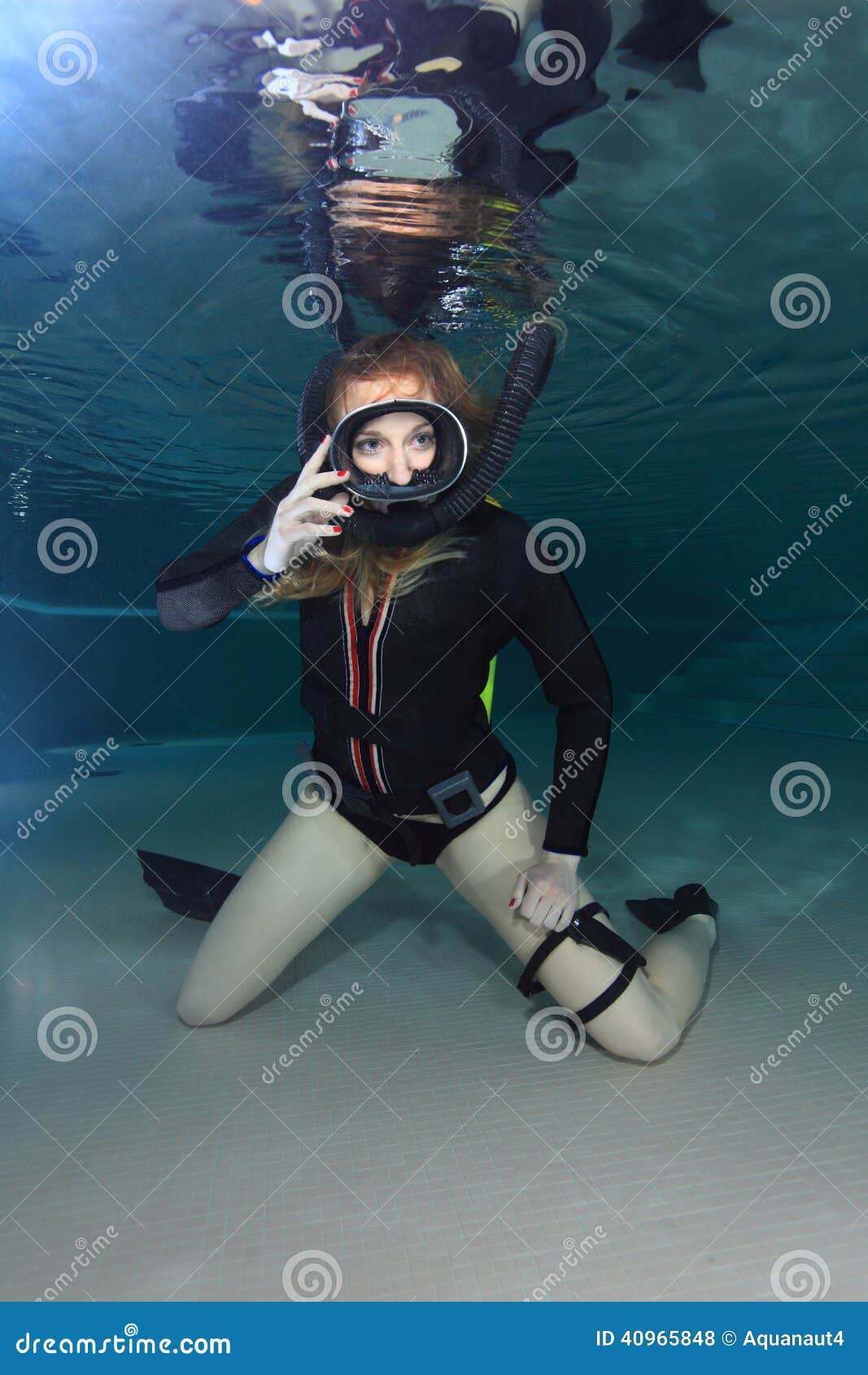 Femme De Scaphandre De Vintage Photo stock - Image du néoprène, actif ...