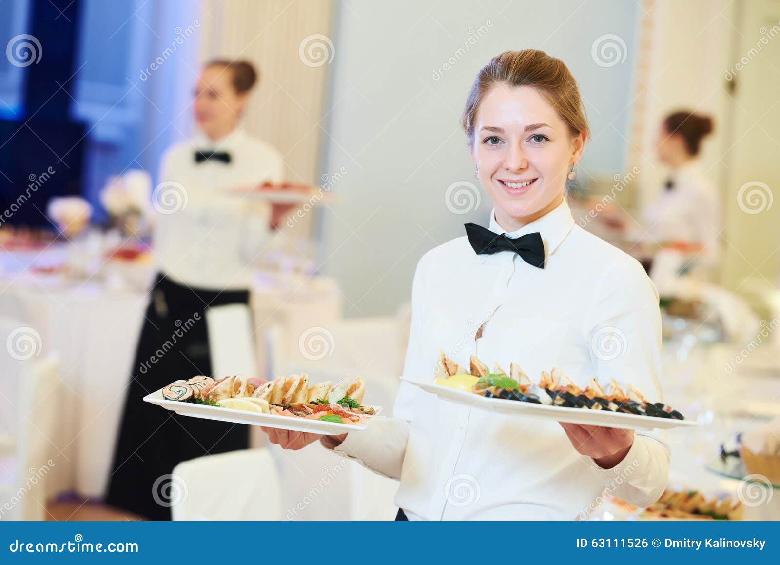 Femme De Serveuse Dans Le Restaurant Photo stock - Image du mangez ...