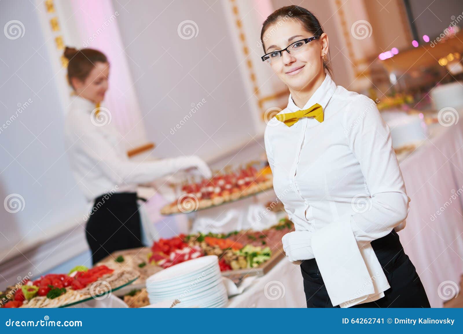 Femme De Serveuse Dans Le Restaurant Image stock - Image of affaires ...