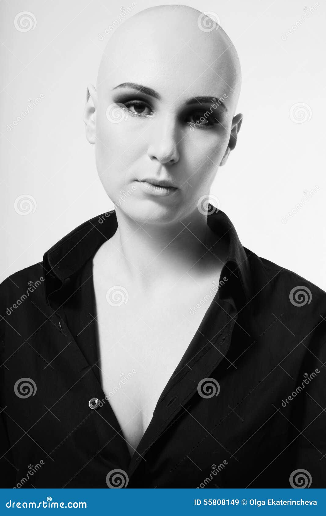 Femme de skinhead image stock. Image du assez, peau, chauve - 55808149