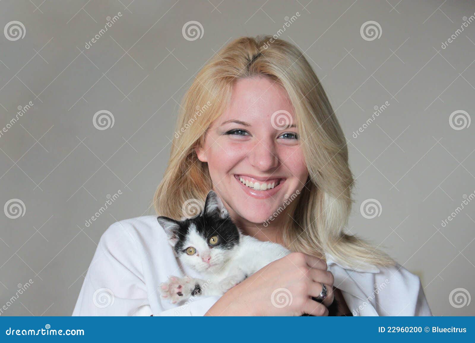 Femme De Sourire Avec Le Chat Photo stock - Image du chat, sourire ...