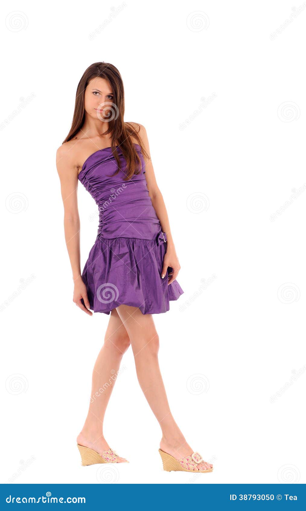 Femme De Sourire Dans La Robe Violette Photo stock - Image du couleur ...