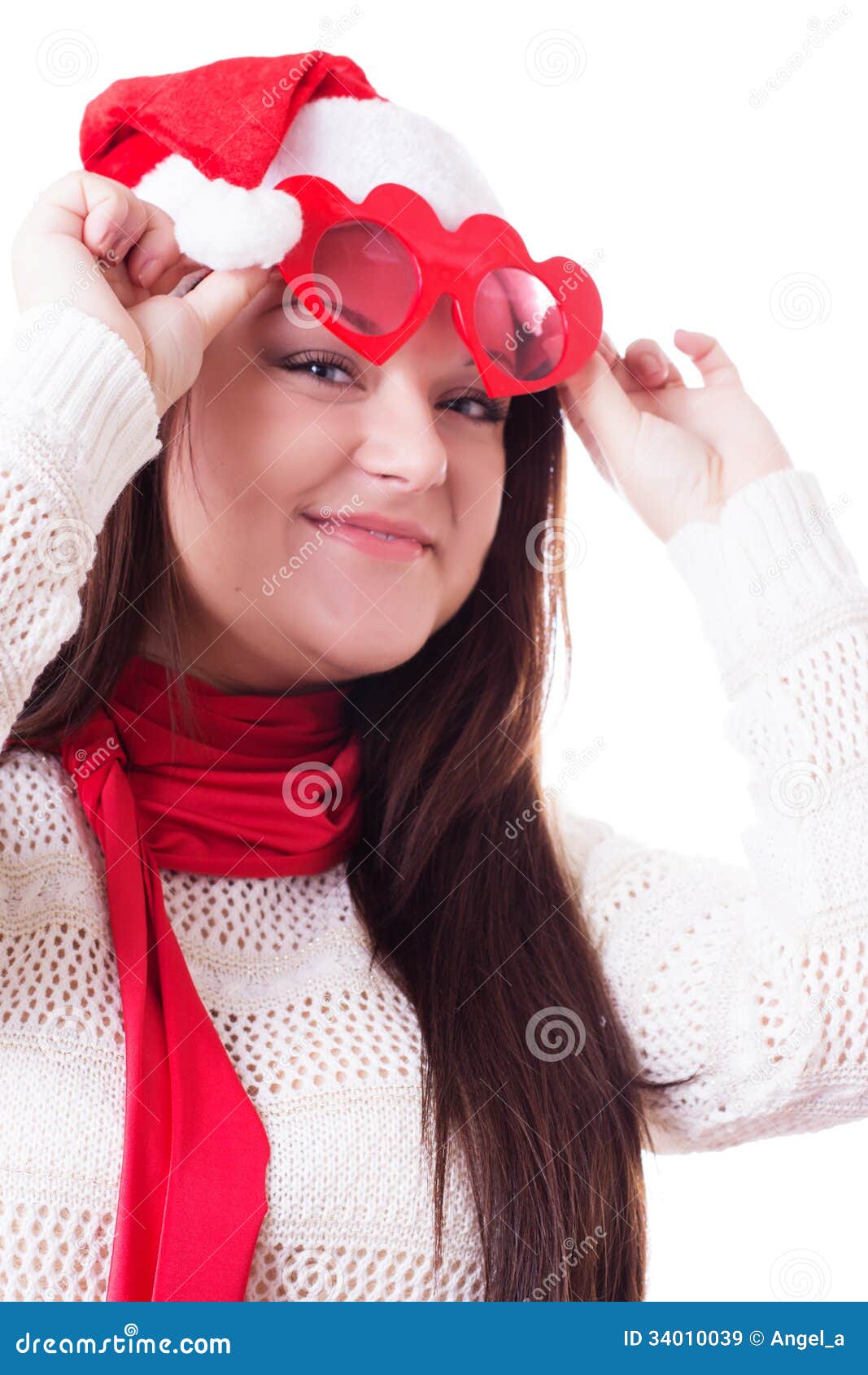 Femme De Sourire Dans Le Chapeau De Santa Soulevant Les Verres En Forme