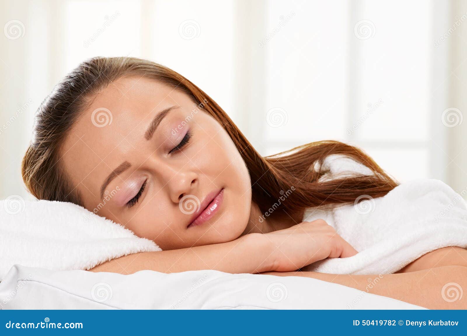 Femme dormant par Window photo stock. Image du personne - 50419782