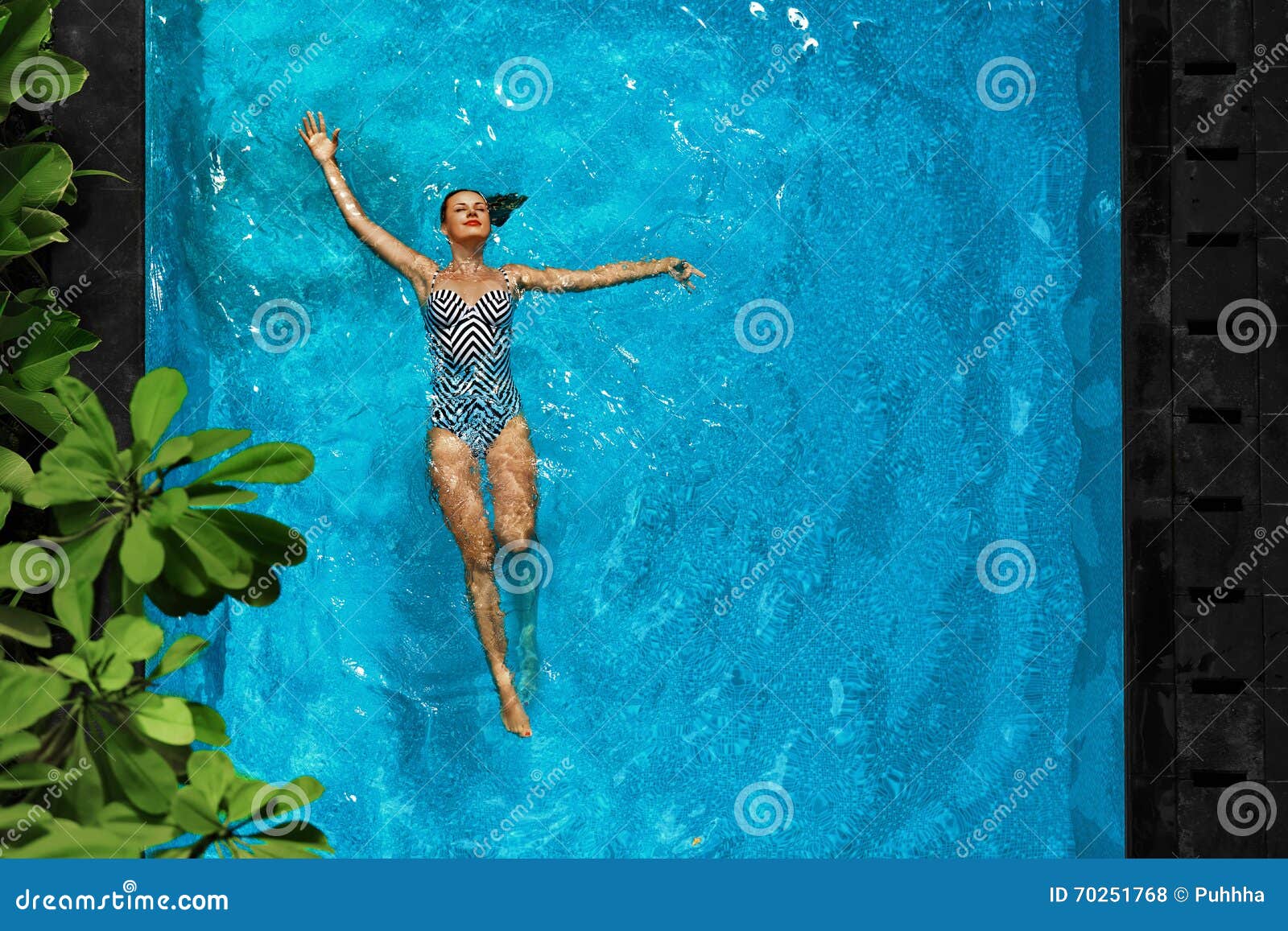 Femme Détendant Dans Leau De Piscine Vacances De Vacances Dété Photo