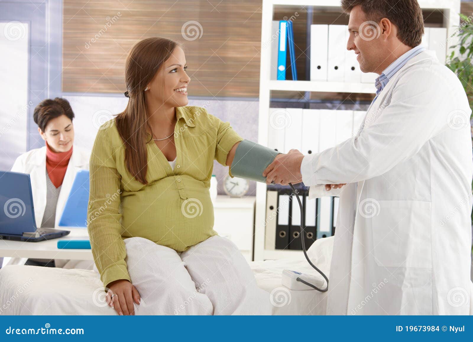 Femme En Expectative Au Docteur Photo stock - Image du contrôle ...