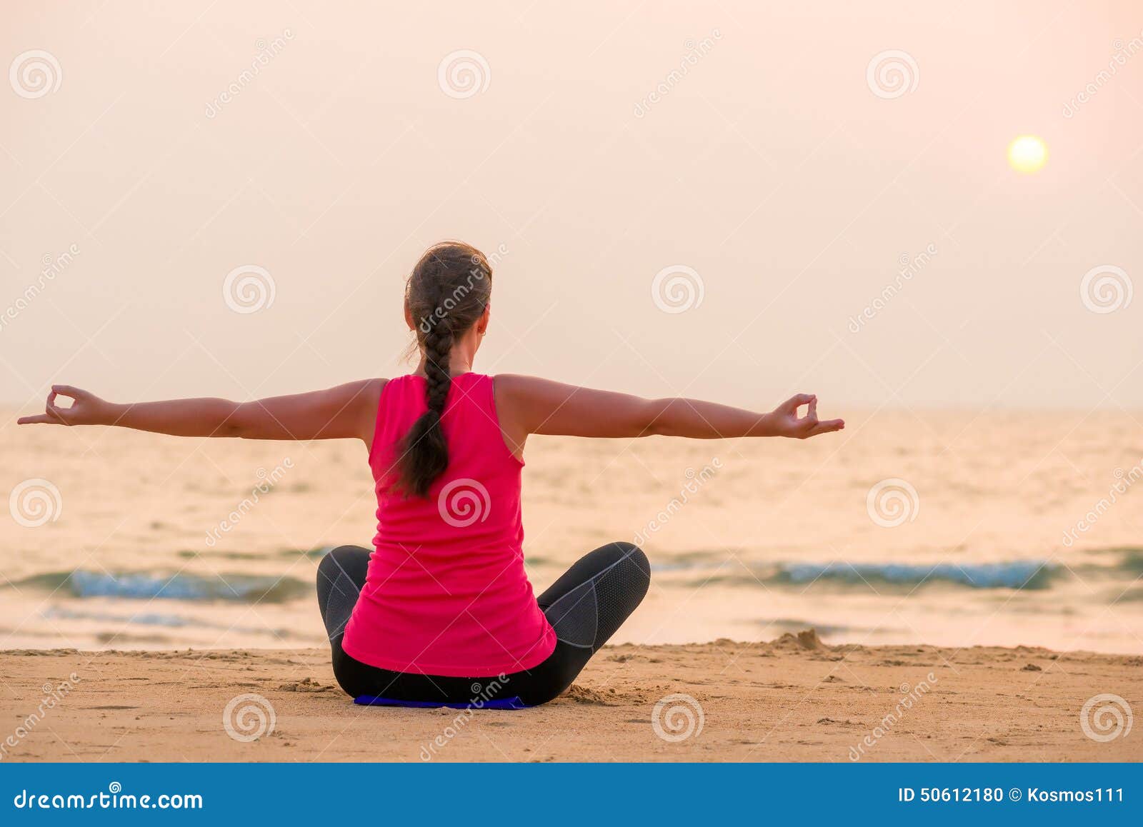 Femme en Lotus Position photo stock. Image du lotus, athlète - 50612180