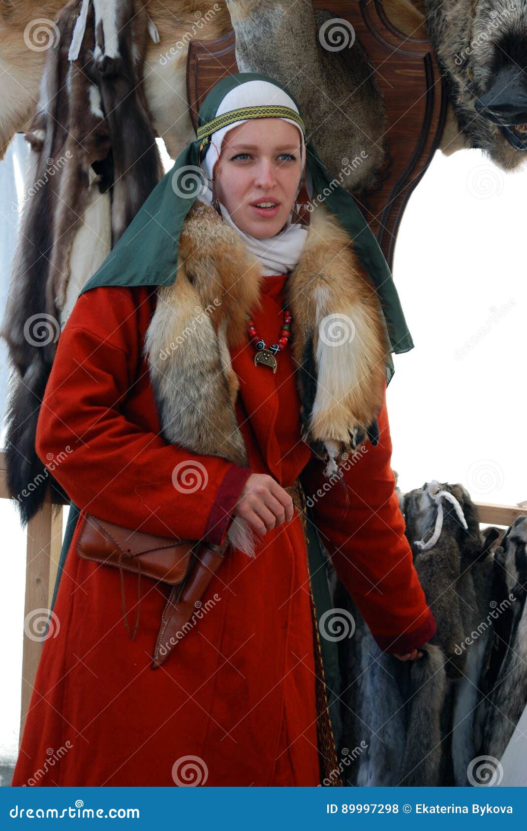 Femme en portrait rouge photo stock éditorial. Image du flux - 89997298