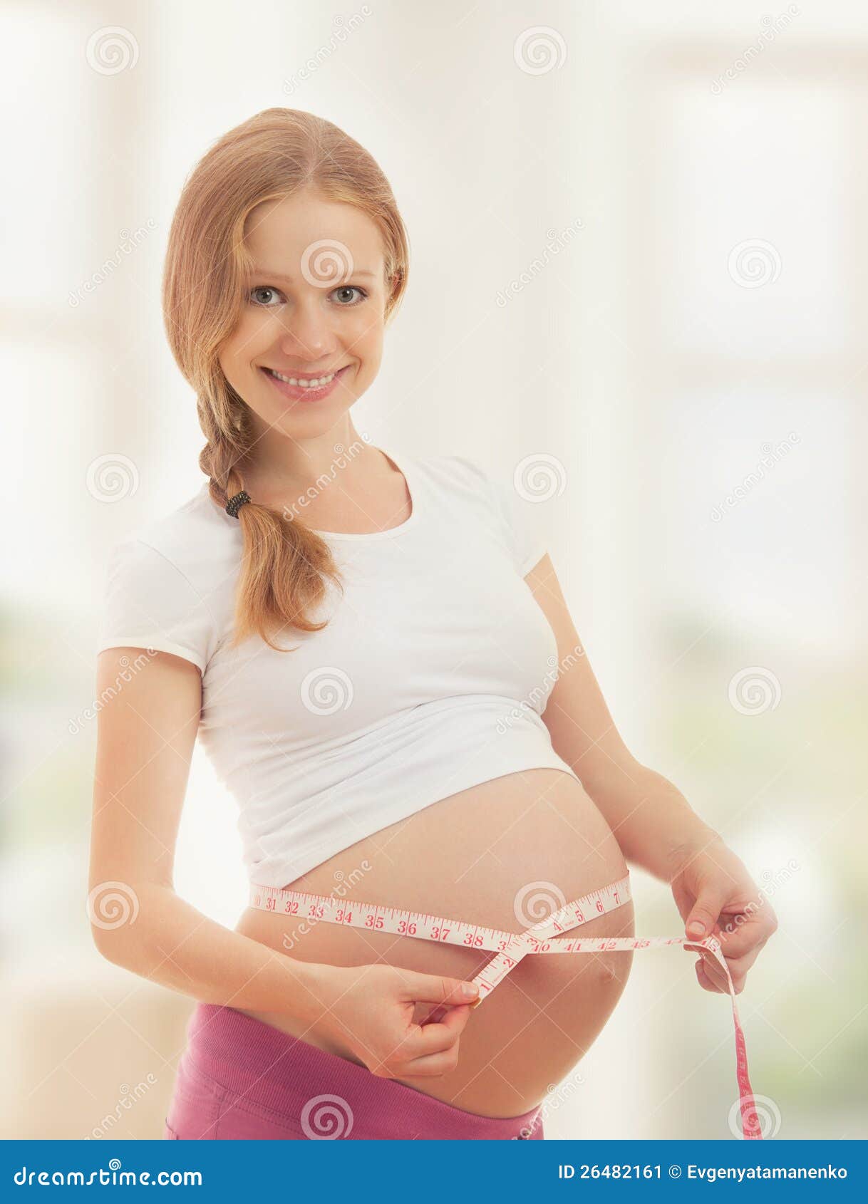 Femme Enceinte Avec La Bande Mesurant Son Ventre Image Stock Image Du