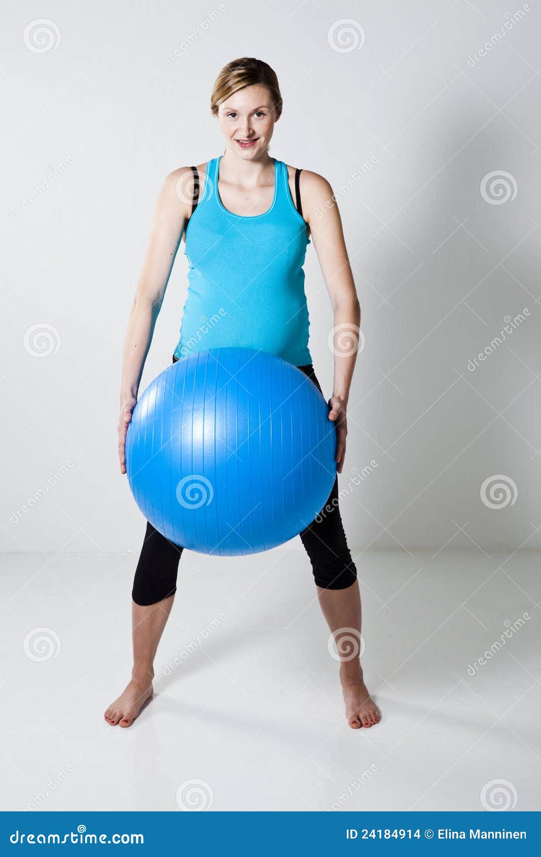 Femme Enceinte Avec La Bille De Forme Physique Photo stock - Image du ...