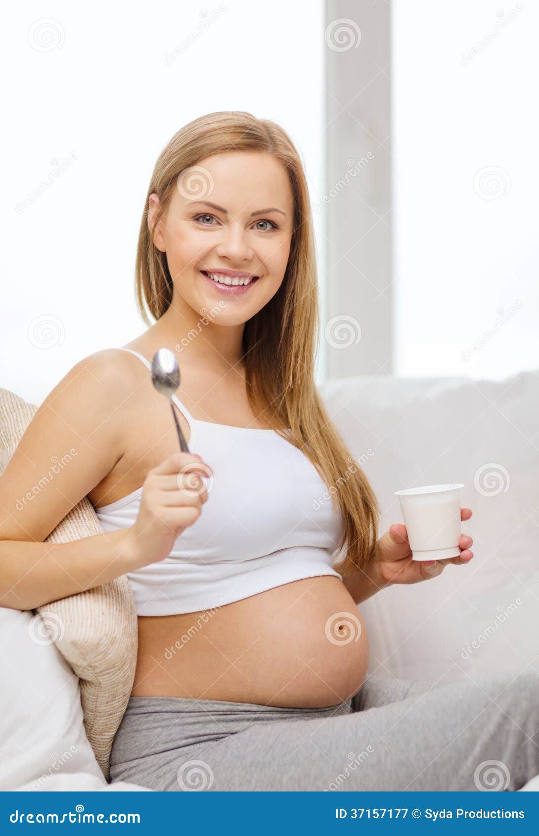 Femme Enceinte Heureuse Avec Du Yaourt Image stock - Image du fille, soin: 37157177