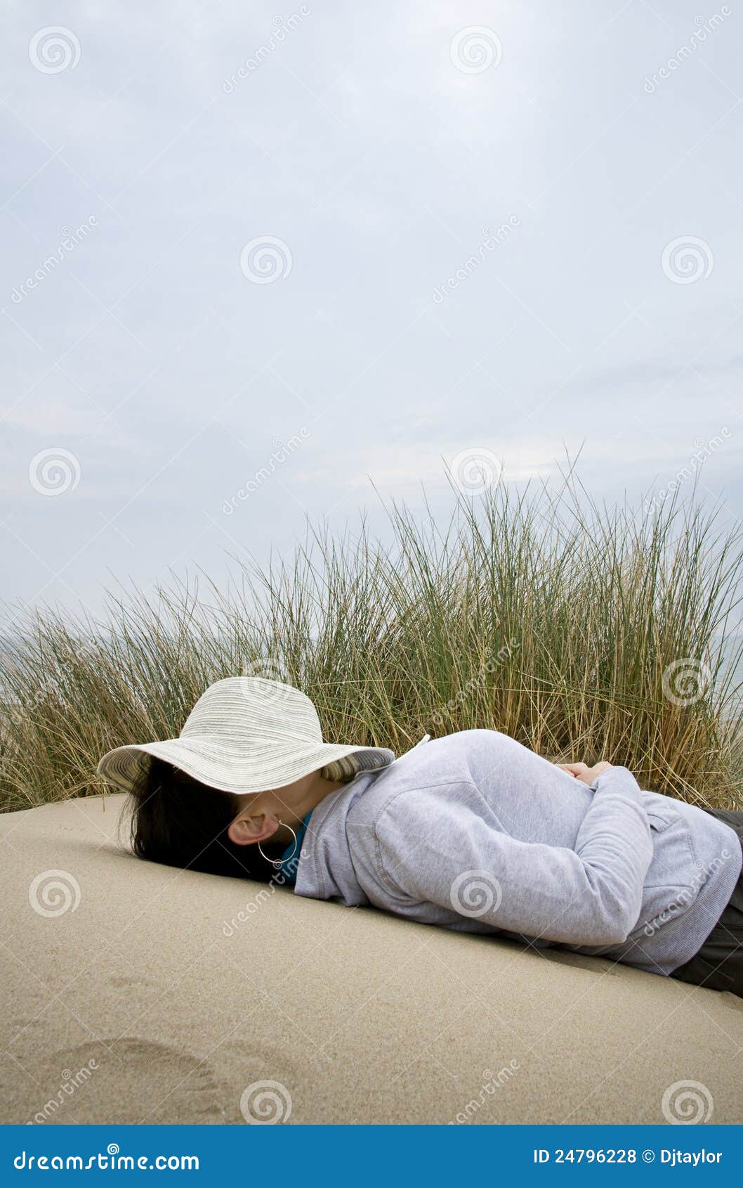 Femme Endormie Sur La Plage Photo stock - Image du personne, paisible ...