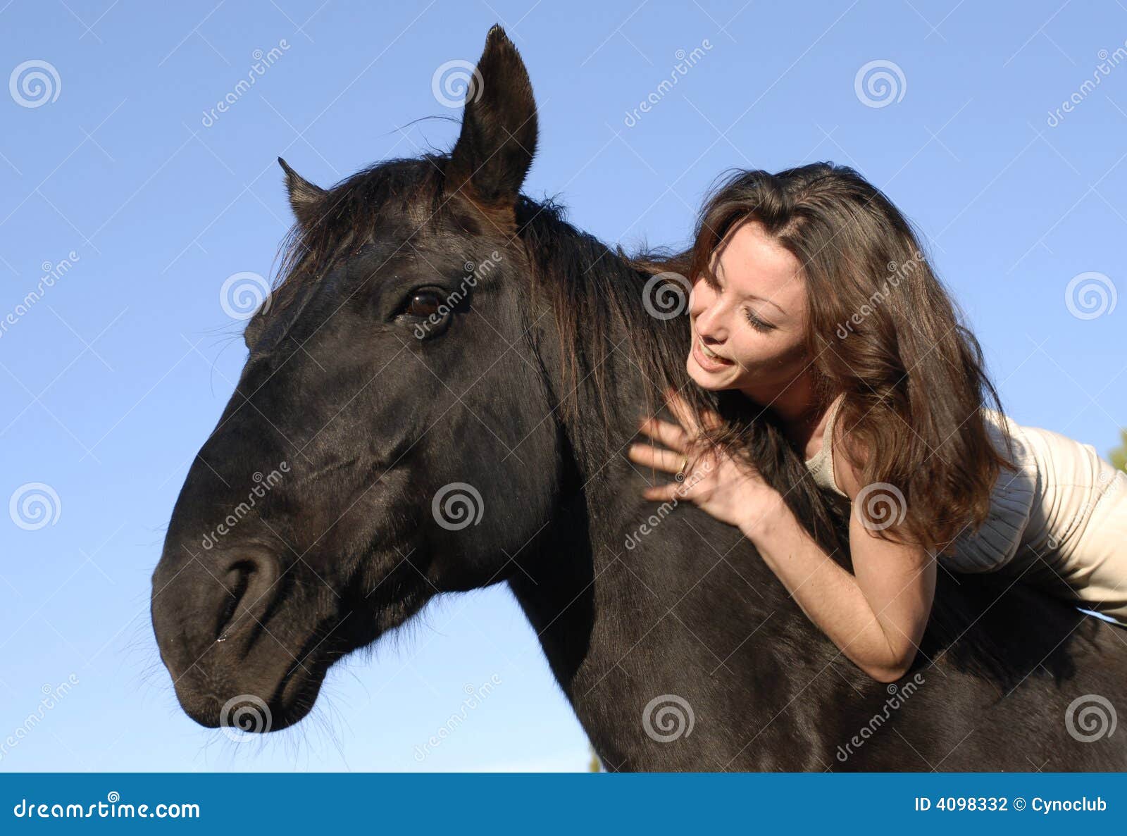 Femme et cheval photo stock. Image du jument, complicité - 4098332